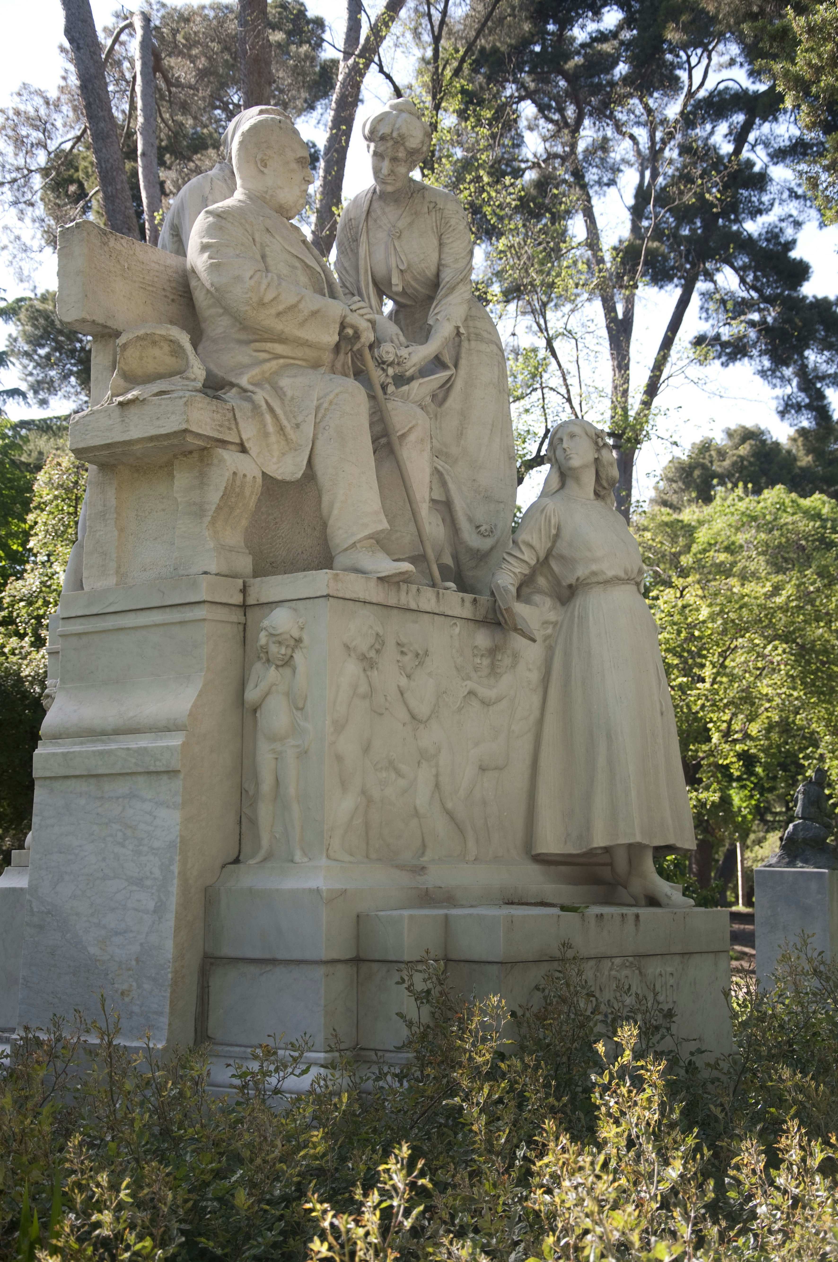 A statue of a group of people photo – Free Monumento a campoamor Image ...
