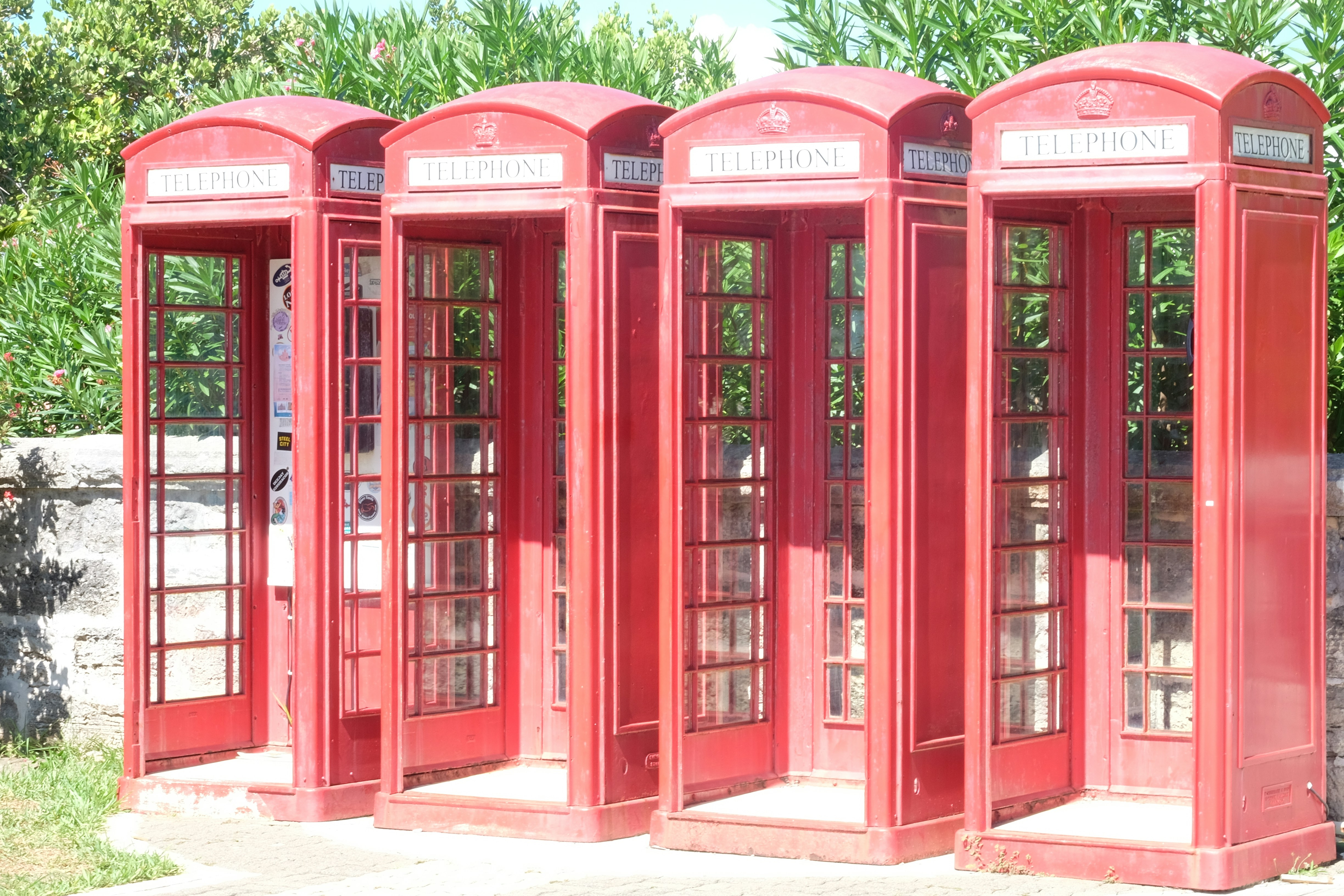 A row of red telephone booths photo – Free Bermuda Image on Unsplash
