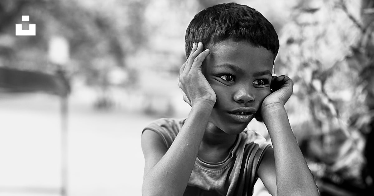 Un niño sentado en una mesa foto – Imagen de Retrato gratuita en Unsplash Un niño sentado en una mesa foto – Imagen de Retrato gratuita en Unsplash
