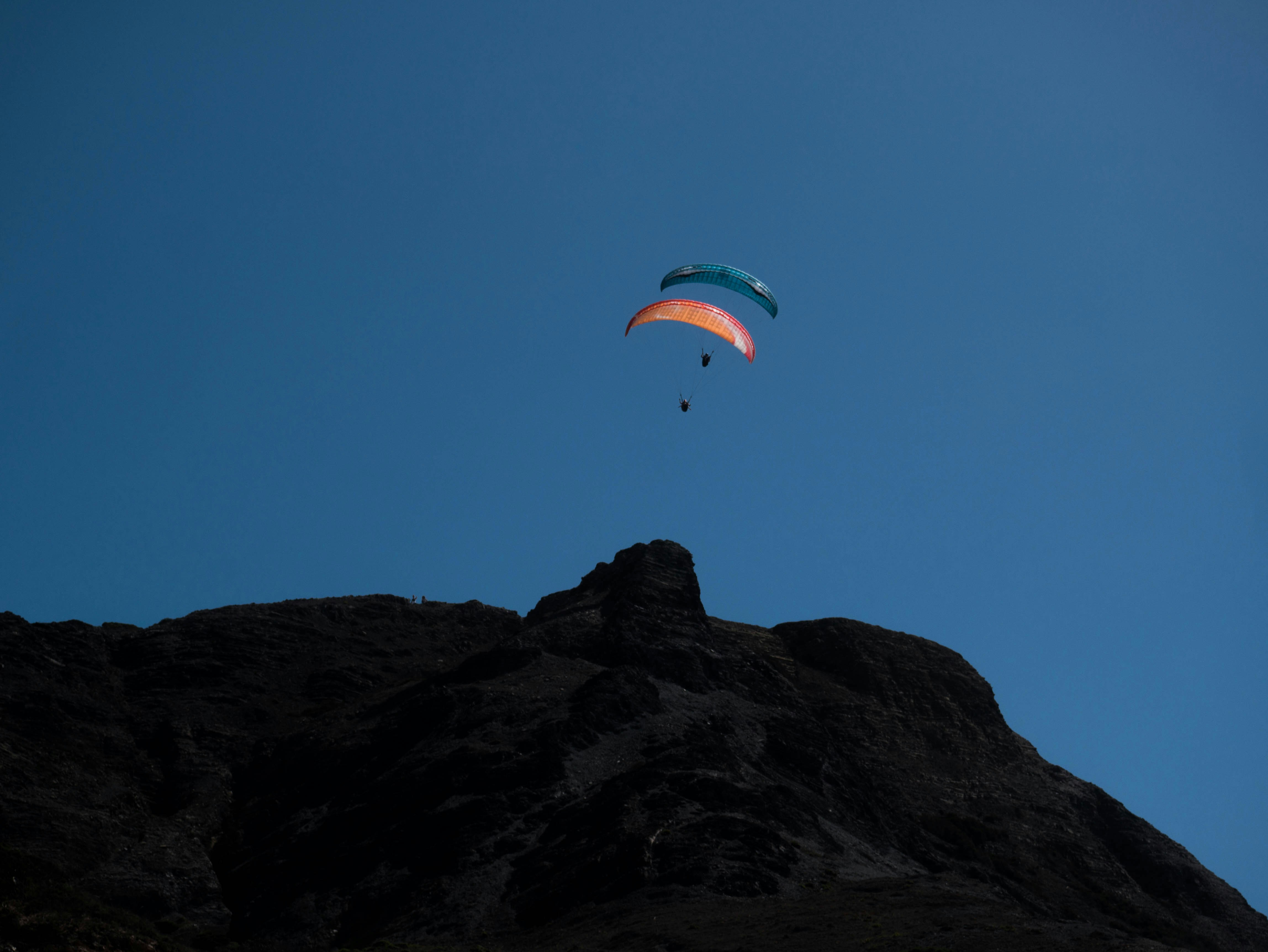 A couple of people parachuting photo – Free Blue Image on Unsplash