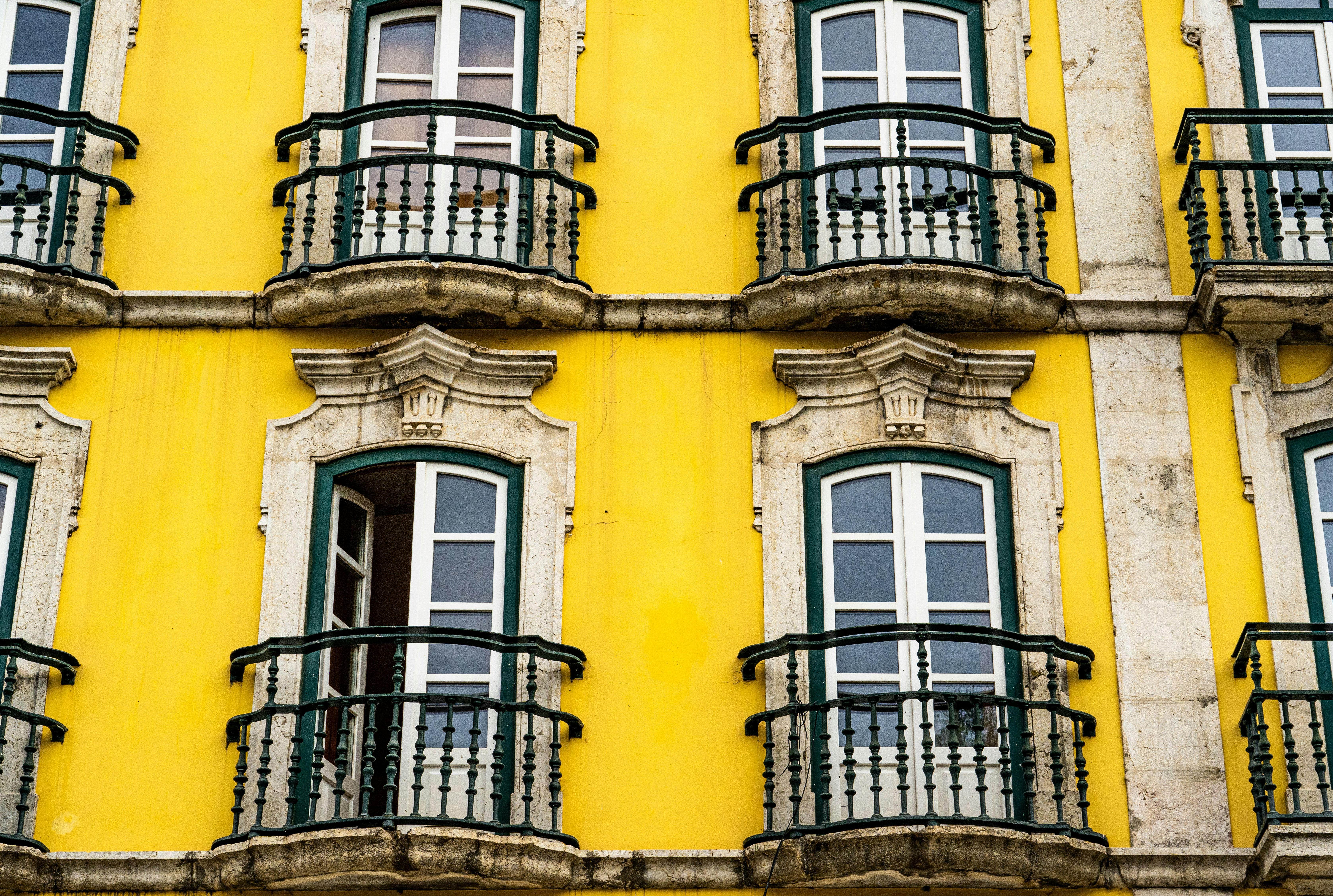 Un bâtiment jaune avec des fenêtres photo – Image gratuite de Jaune sur ...