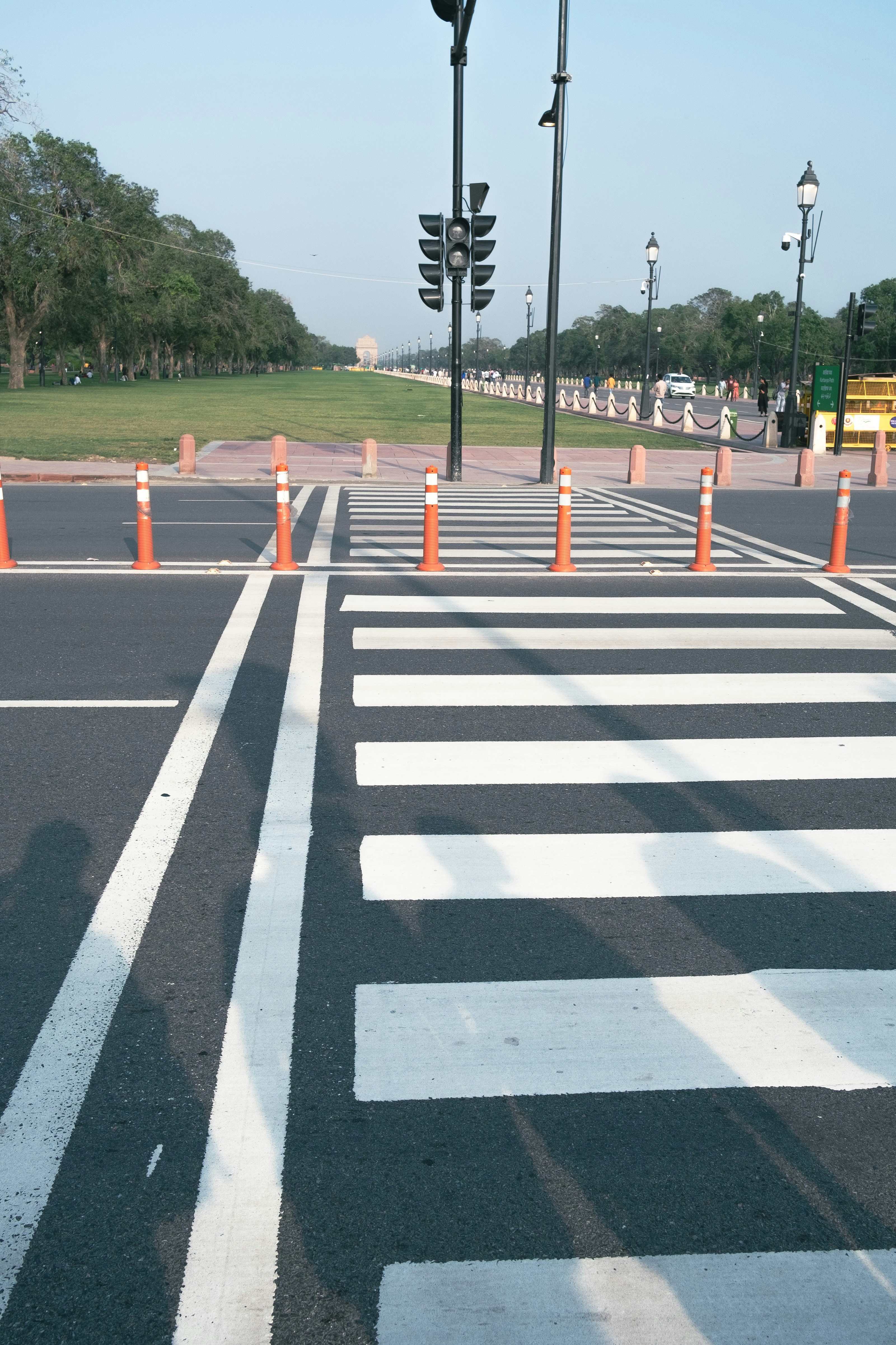 A crosswalk with traffic lights photo – Free Cross road Image on Unsplash