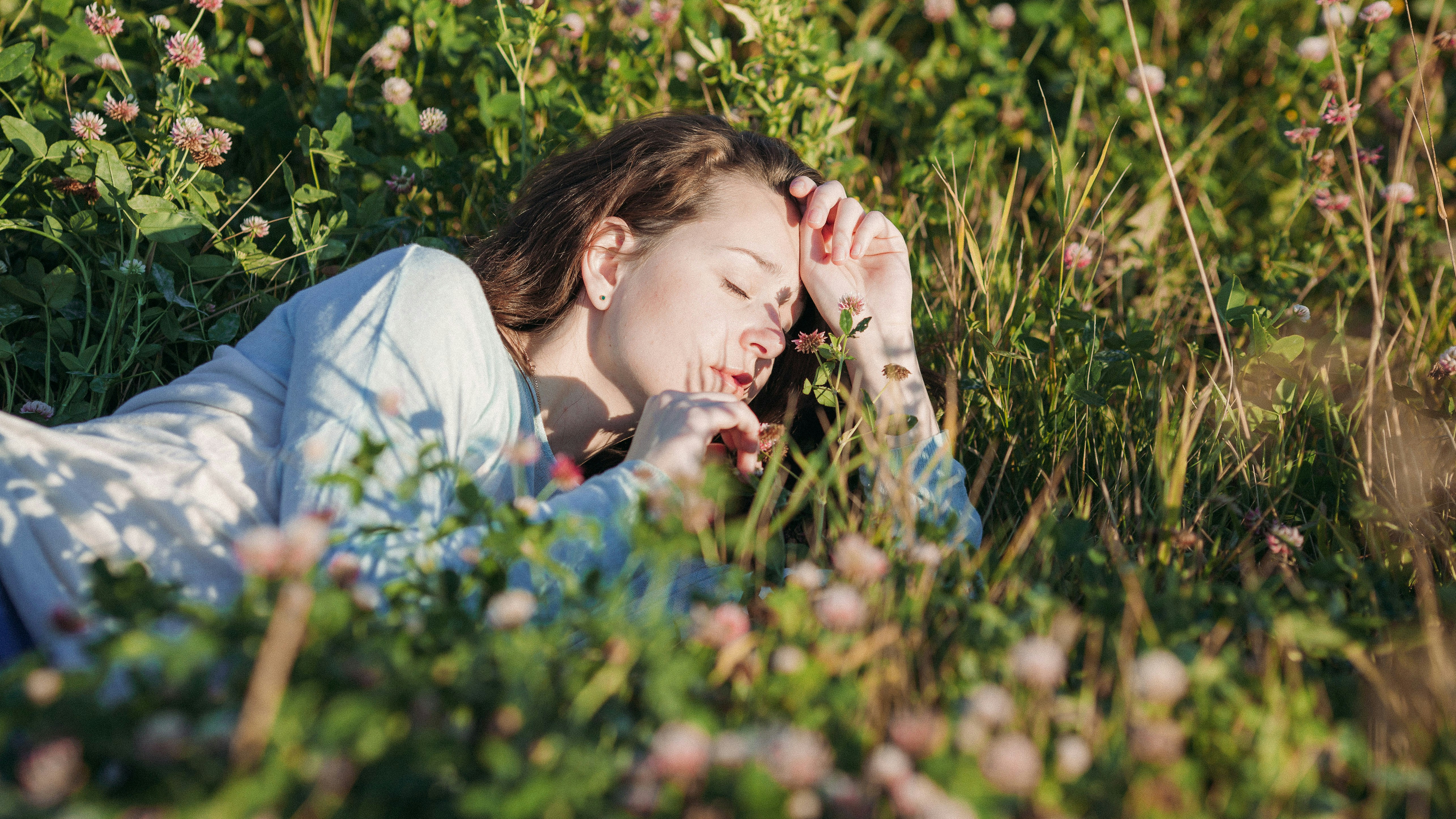 Una persona acostada en la hierba foto – Imagen de Moscú gratuita en ...