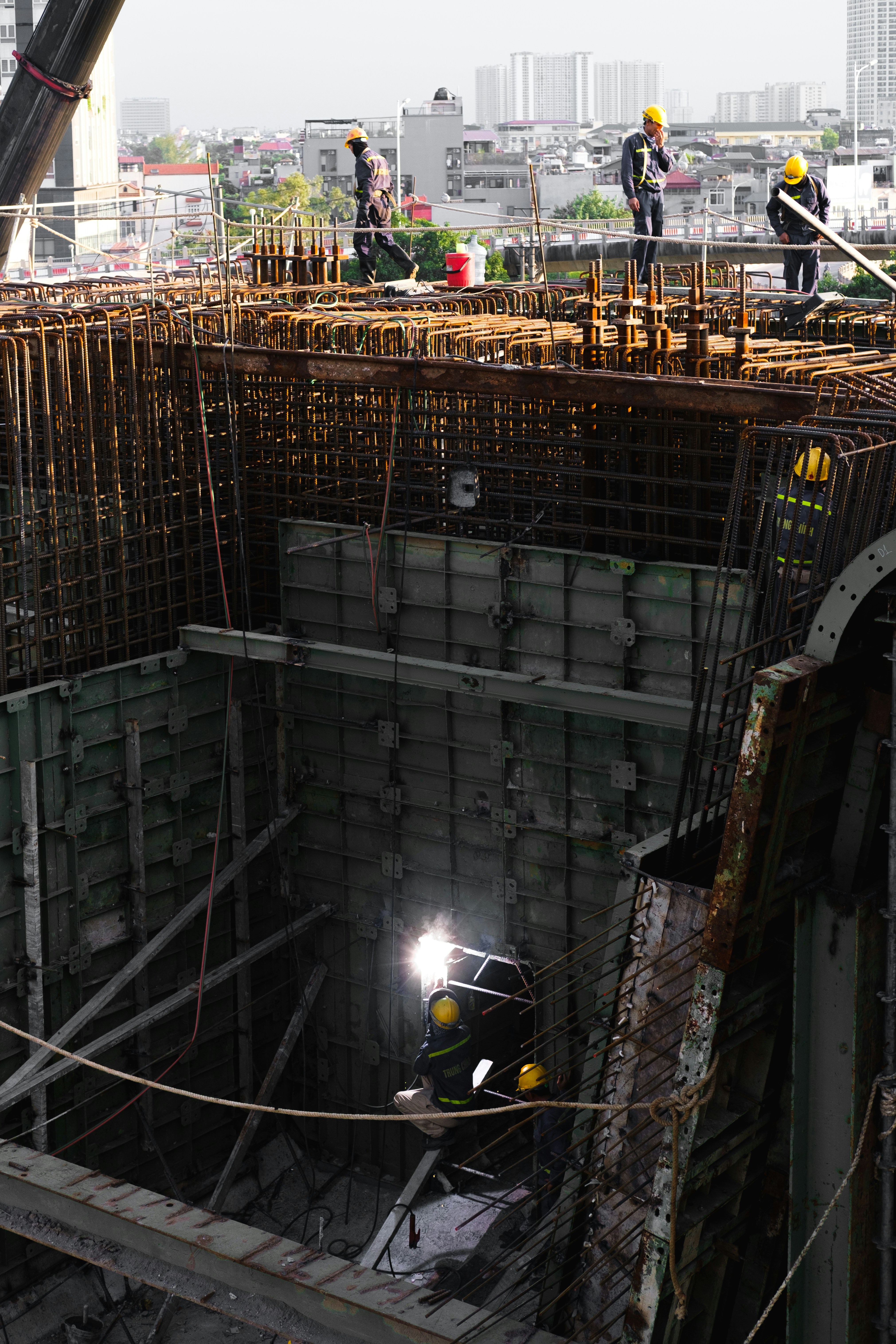 A group of men working on a construction site photo – Free Construction ...