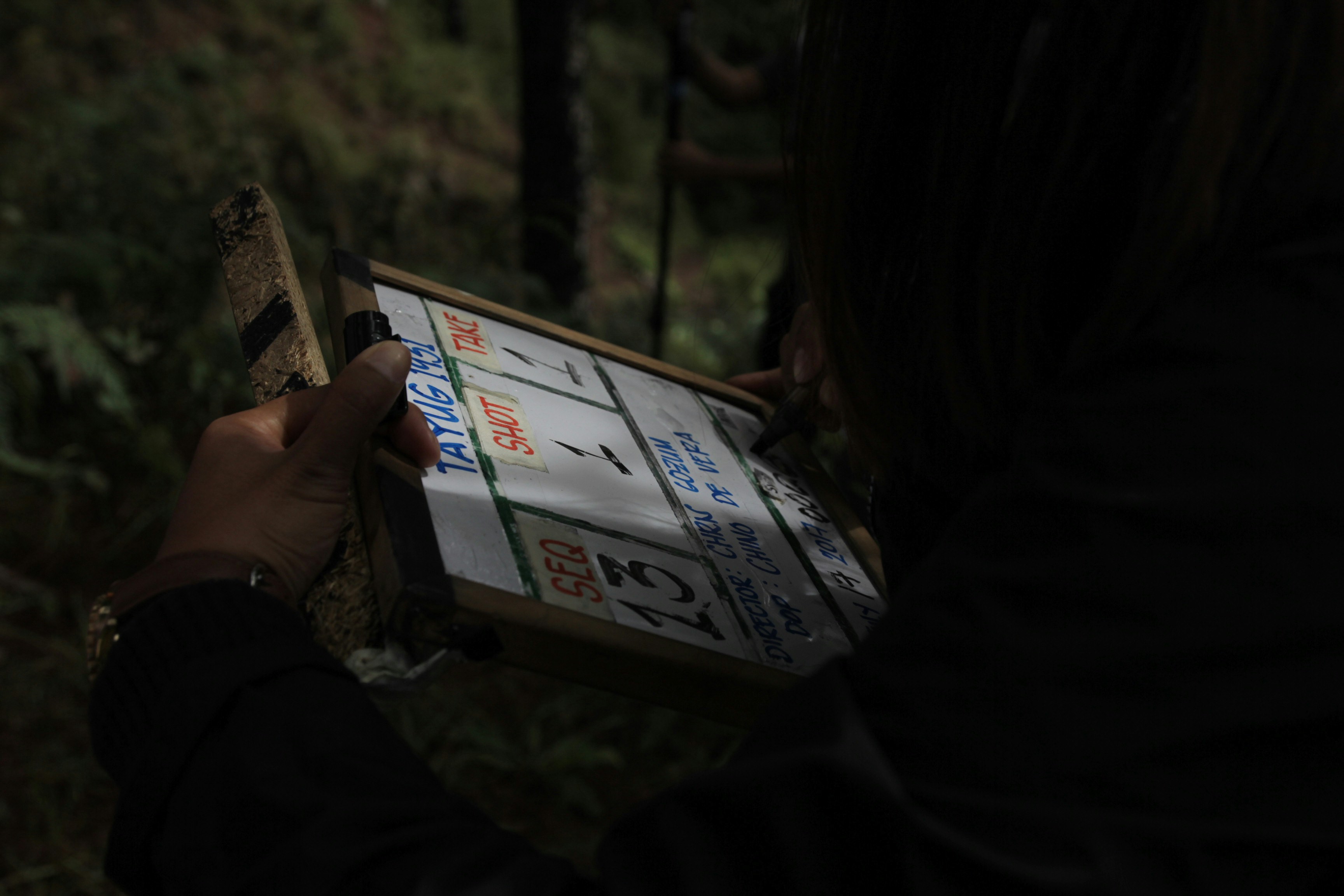A person reading a newspaper photo – Free Human Image on Unsplash