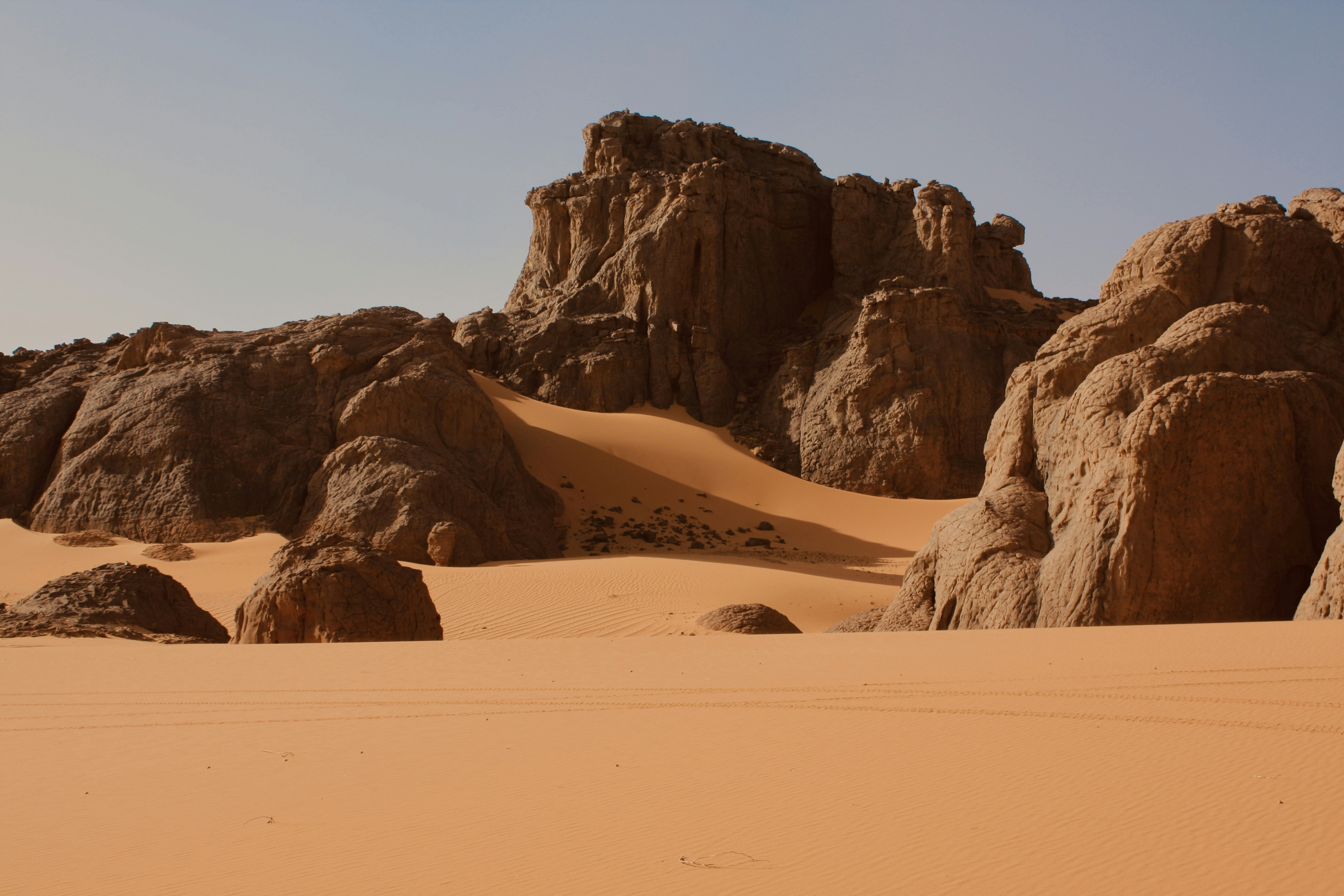 Un paysage désertique avec de gros rochers photo – Photo Tassili du ...