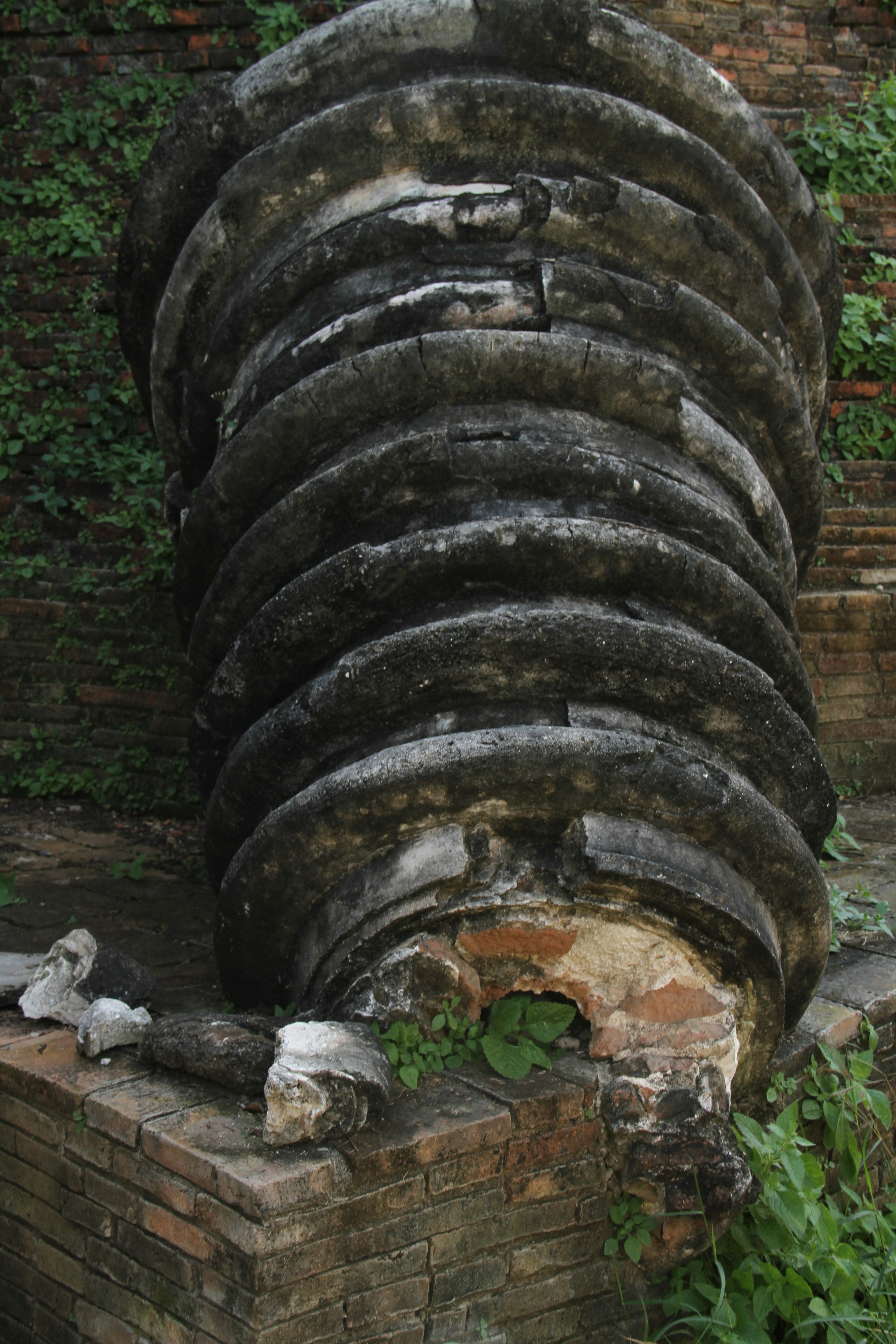 a brick archway with a hole in it