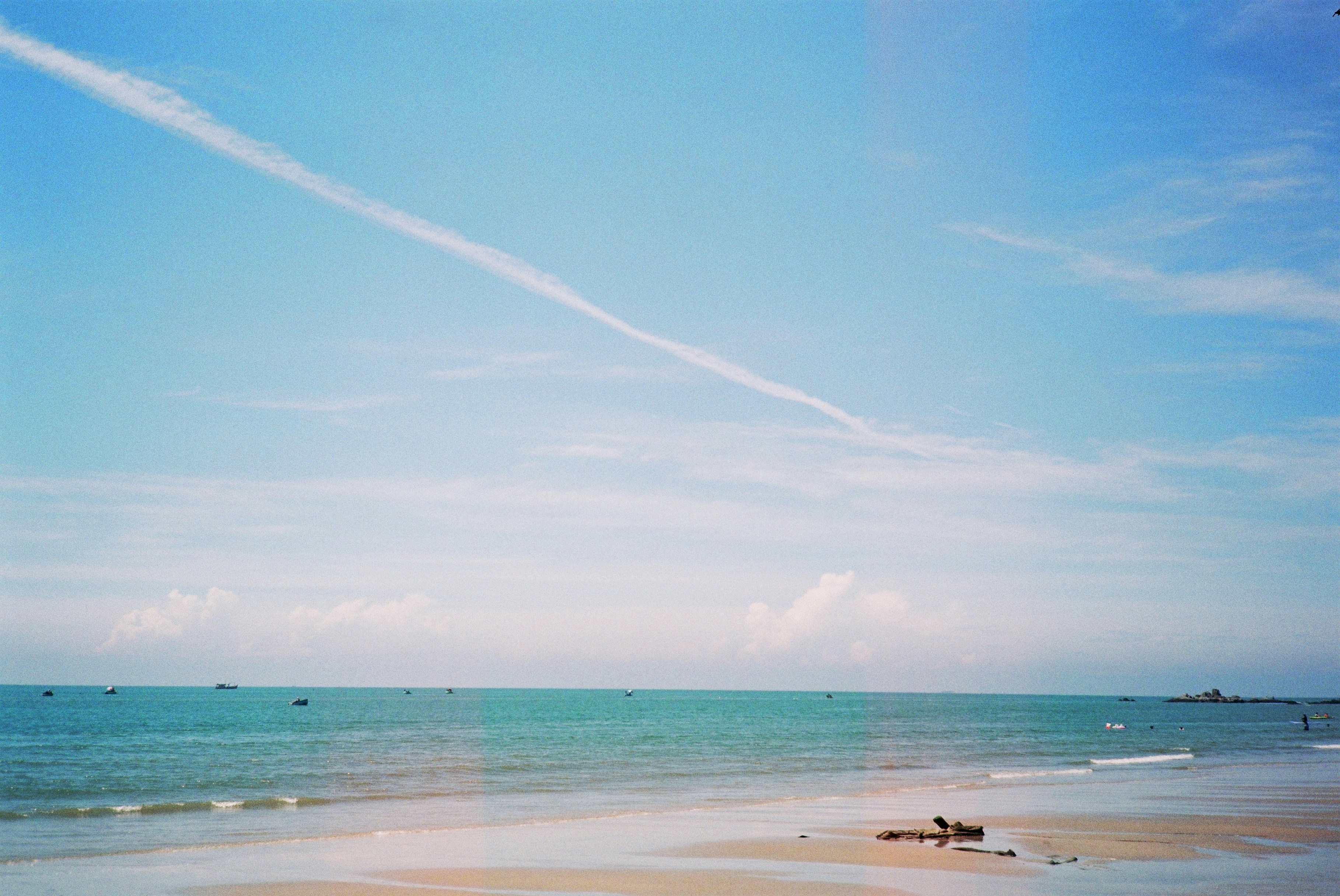 A beach with blue water and a blue sky photo – Free Phuoc hai Image on Unsplash