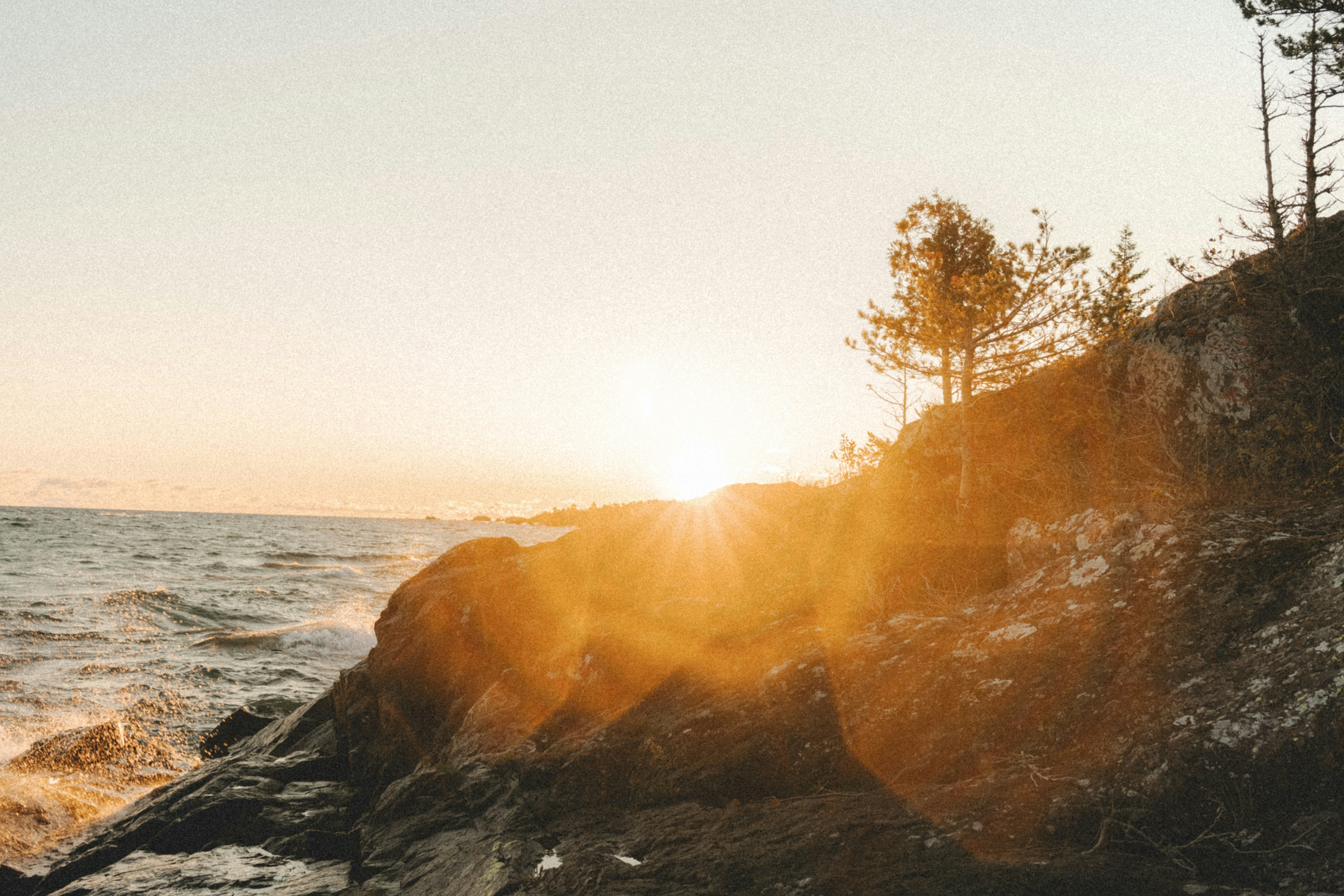 Une vague s’écrasant sur un rivage rocheux photo – Photo La nature ...