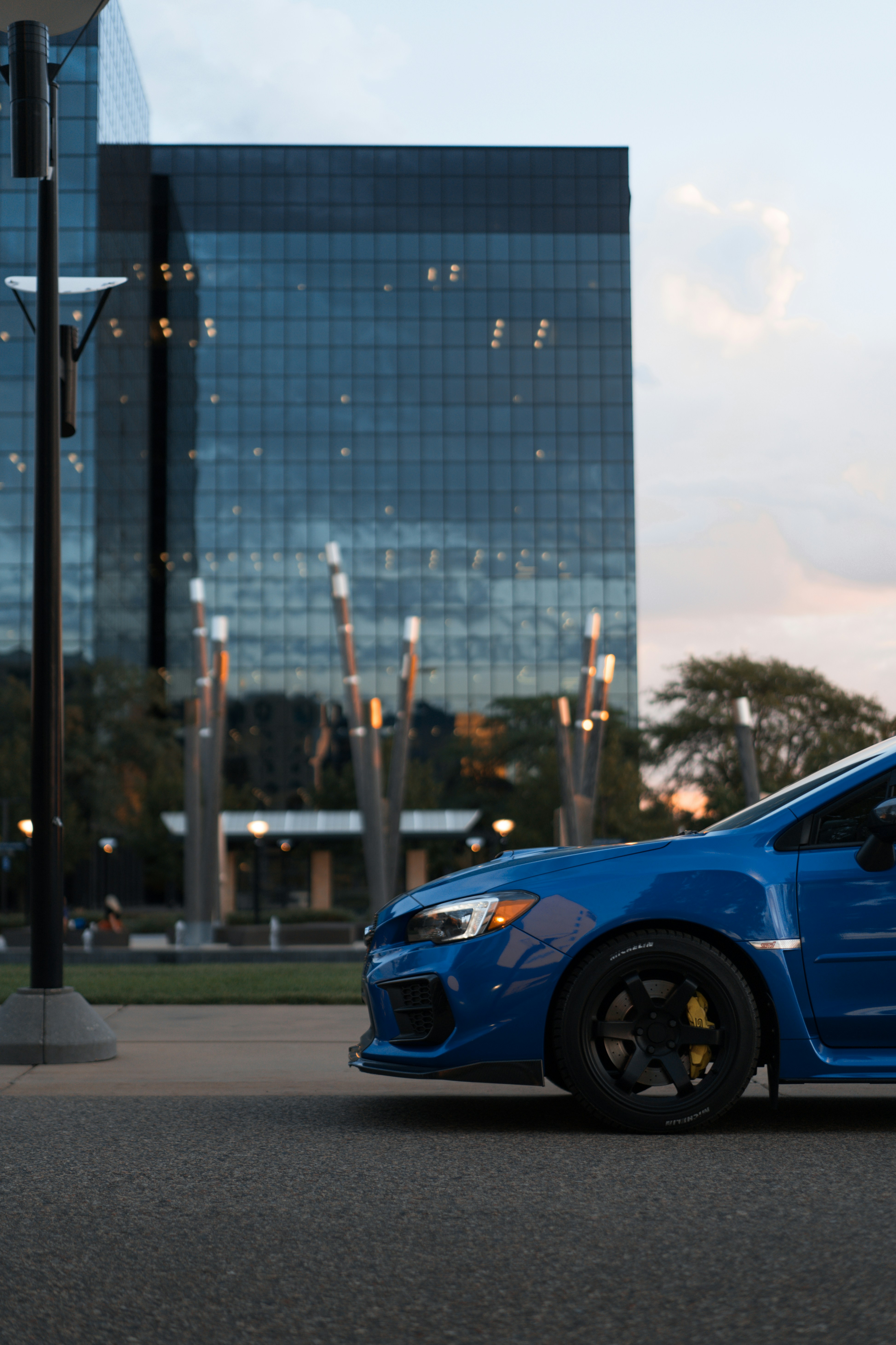 A blue car parked in front of a building photo – Free Jdm Image on Unsplash