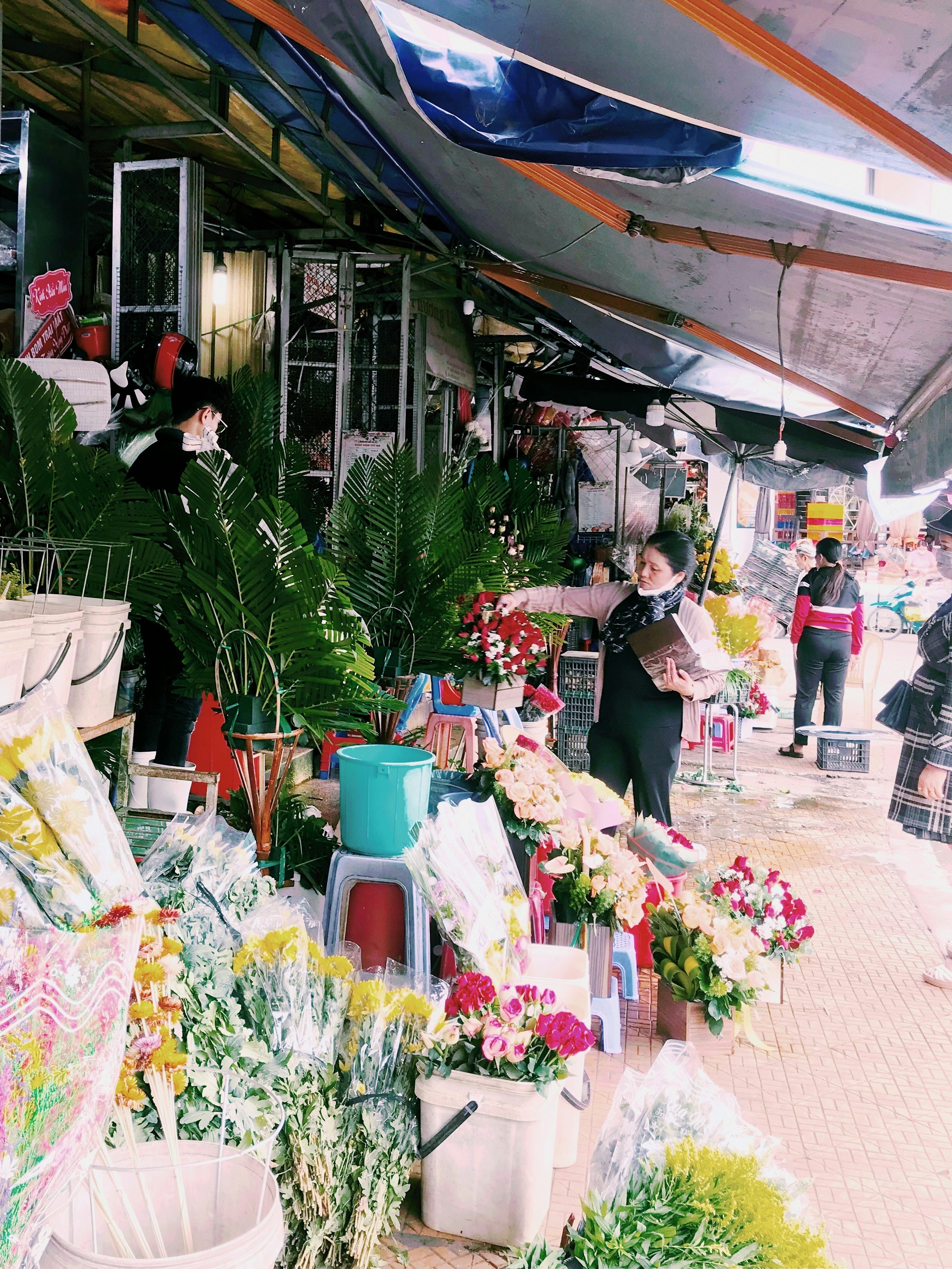 Market Stall of Color: Flowers and Florals Under a Tented Alley
