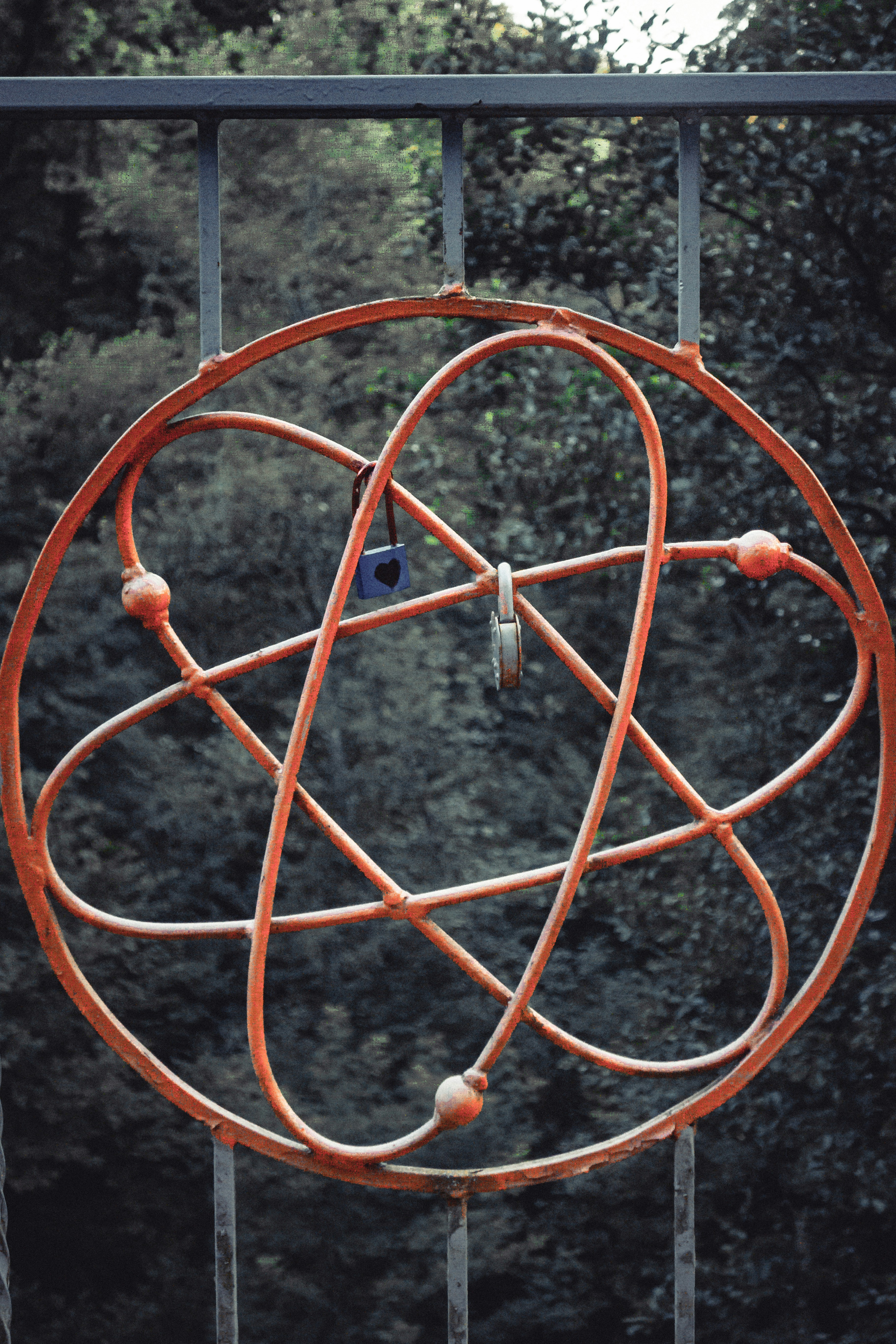 Red Orbital Lattice: A Padlock at the Center of Circular Geometry