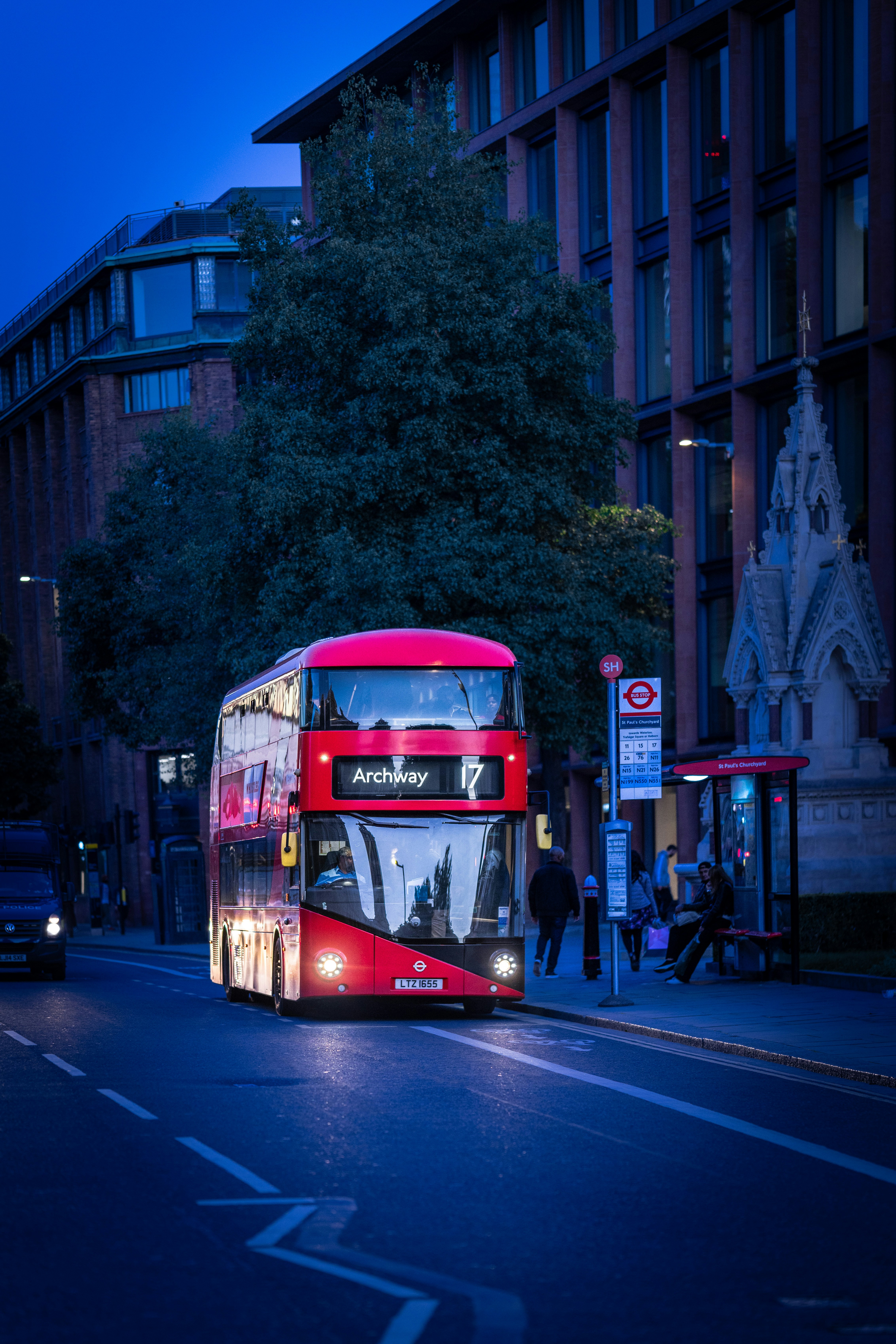 A double decker bus on the street photo – Free London Image on Unsplash