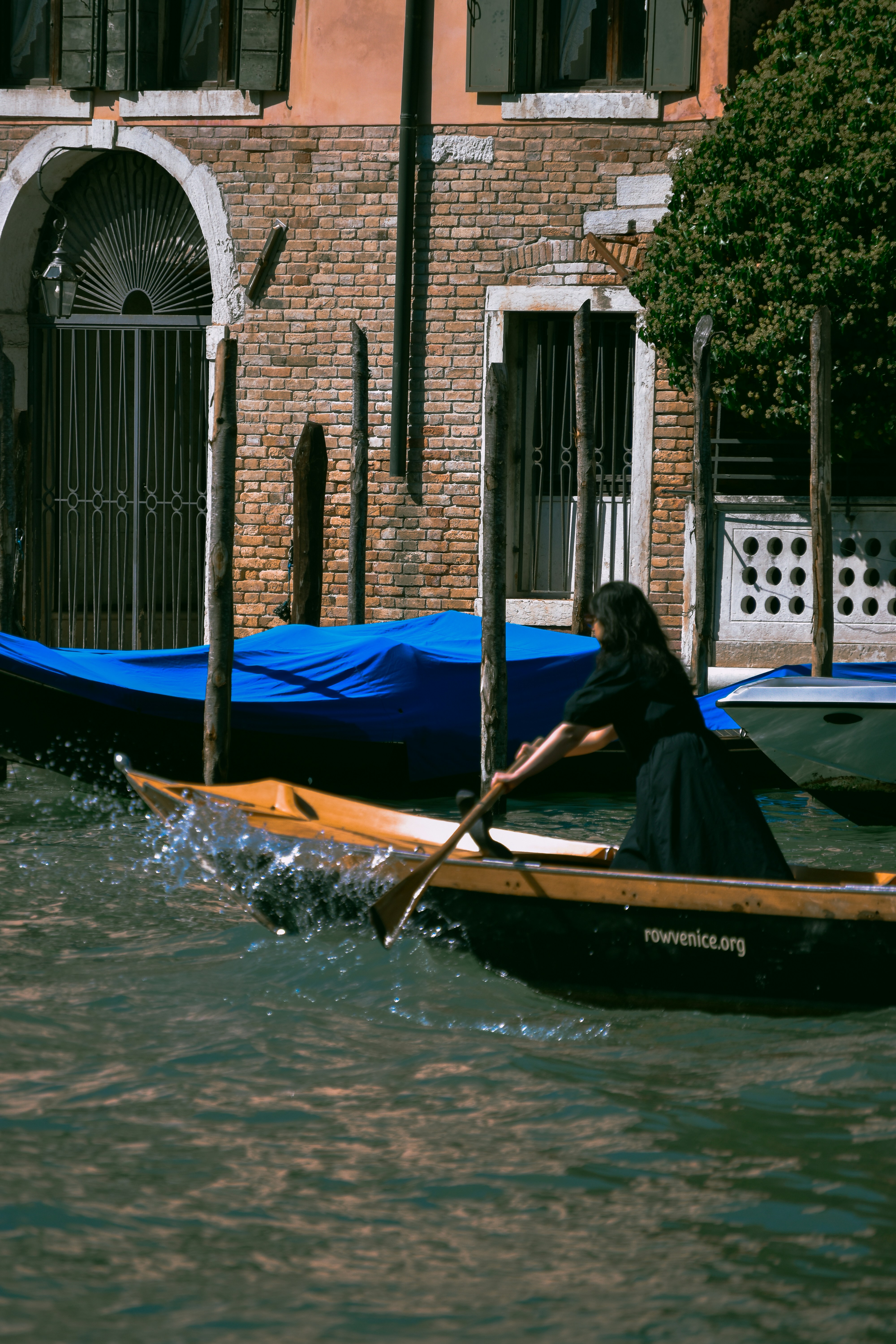 Oars Over the Canal: A Silent Glide Through Venetian Light