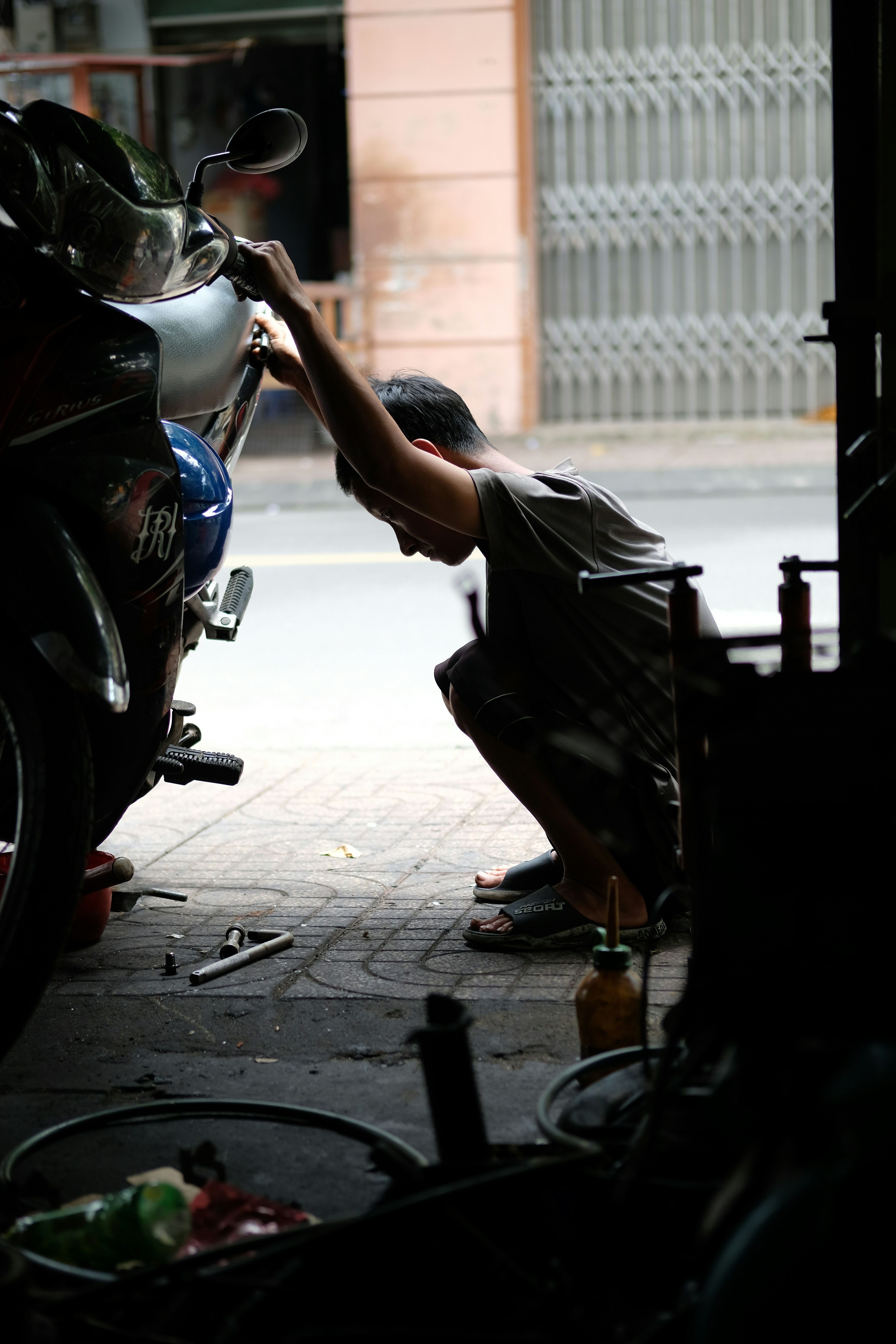 Motorcycle repairman. Vietnamese Life. Photos by B07 This is my picture. Please include the author's name when you use it. thank you very much.