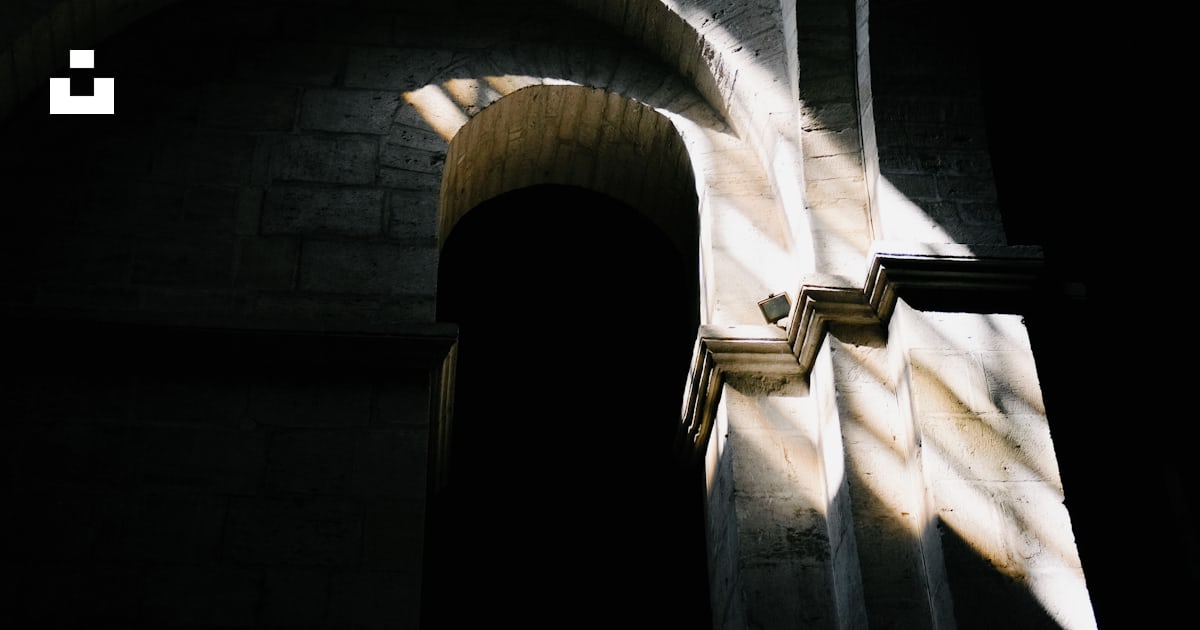 アーチ型の窓のある石造りの建物の写真 Unsplashの無料写真