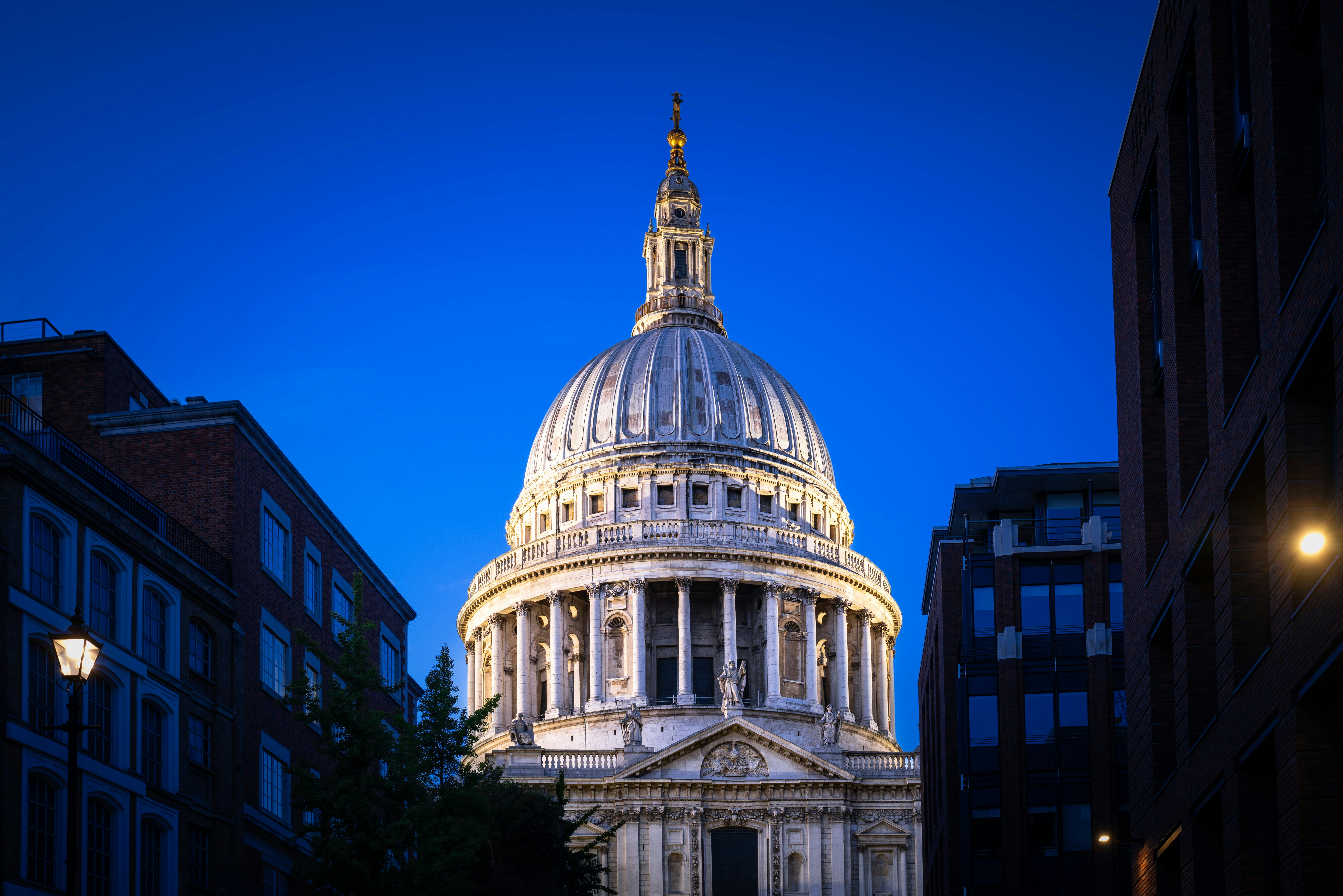 A domed building with columns and a dome on top photo – Free London ...