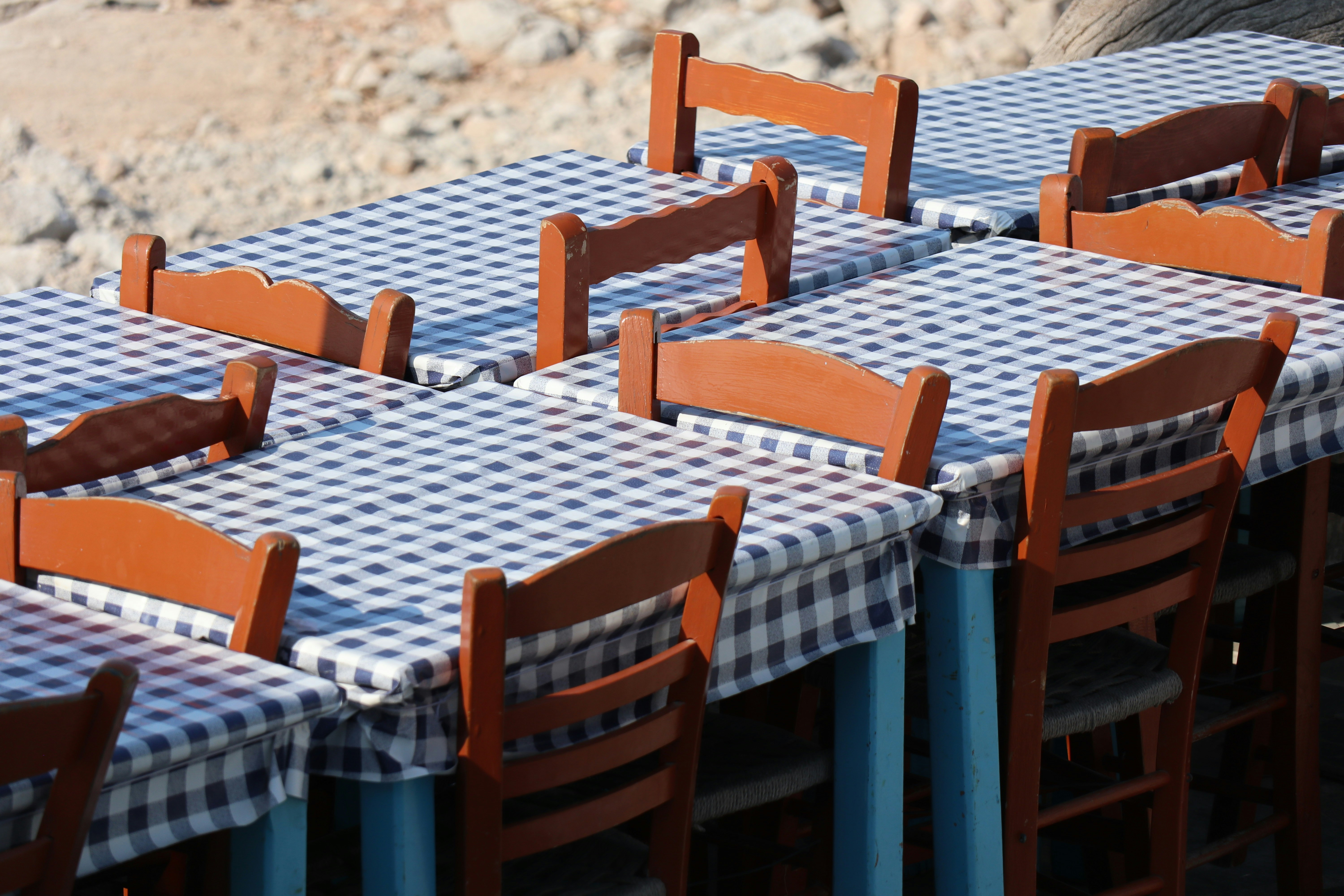 A table with chairs around it photo – Free Furniture Image on Unsplash