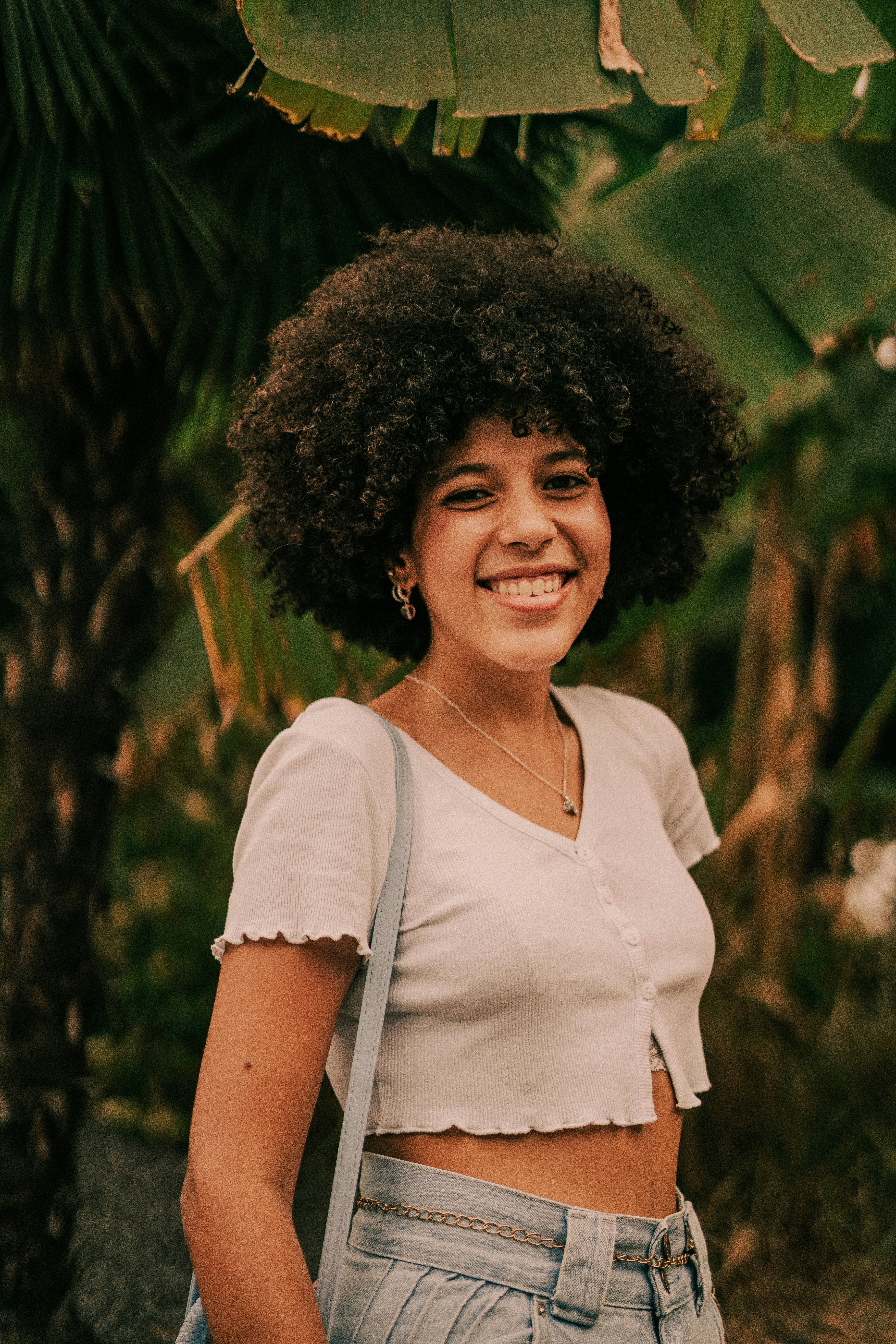 Une personne souriante devant un arbre photo – Photo Milan Gratuite sur ...