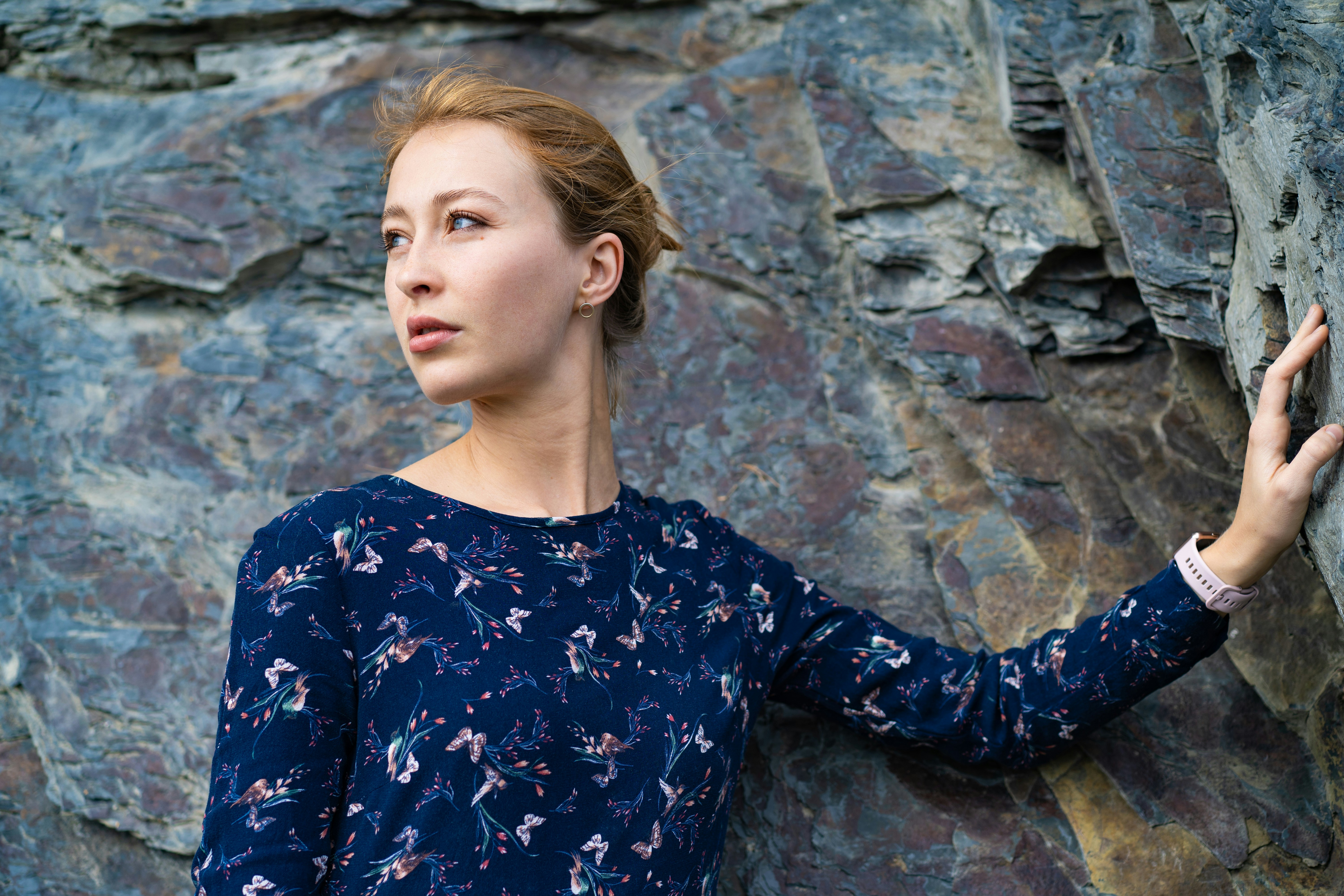 Foto Una persona posando para una foto – Imagen Mujer gratis en Unsplash