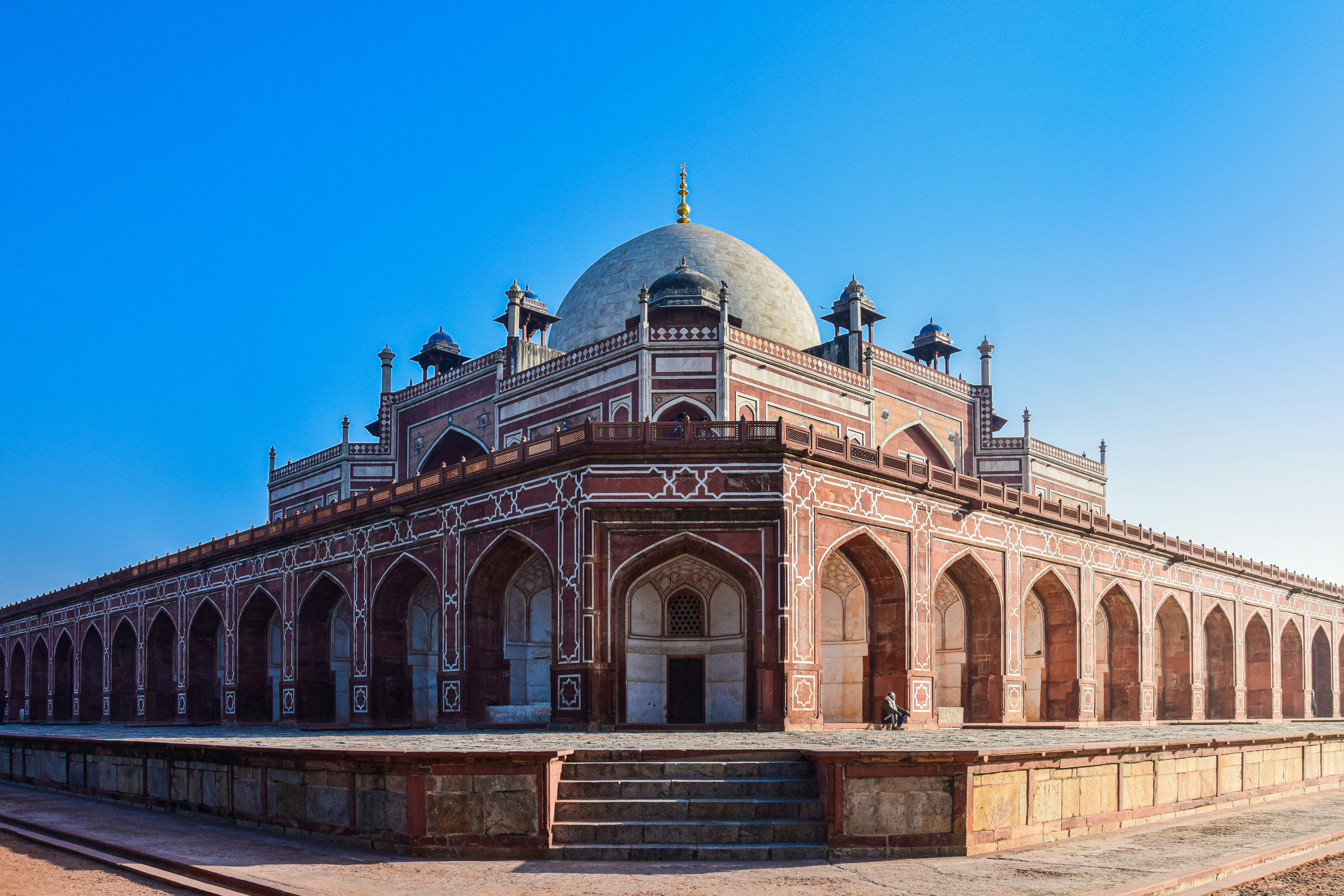A large building with a domed roof with Humayun's Tomb in the ...