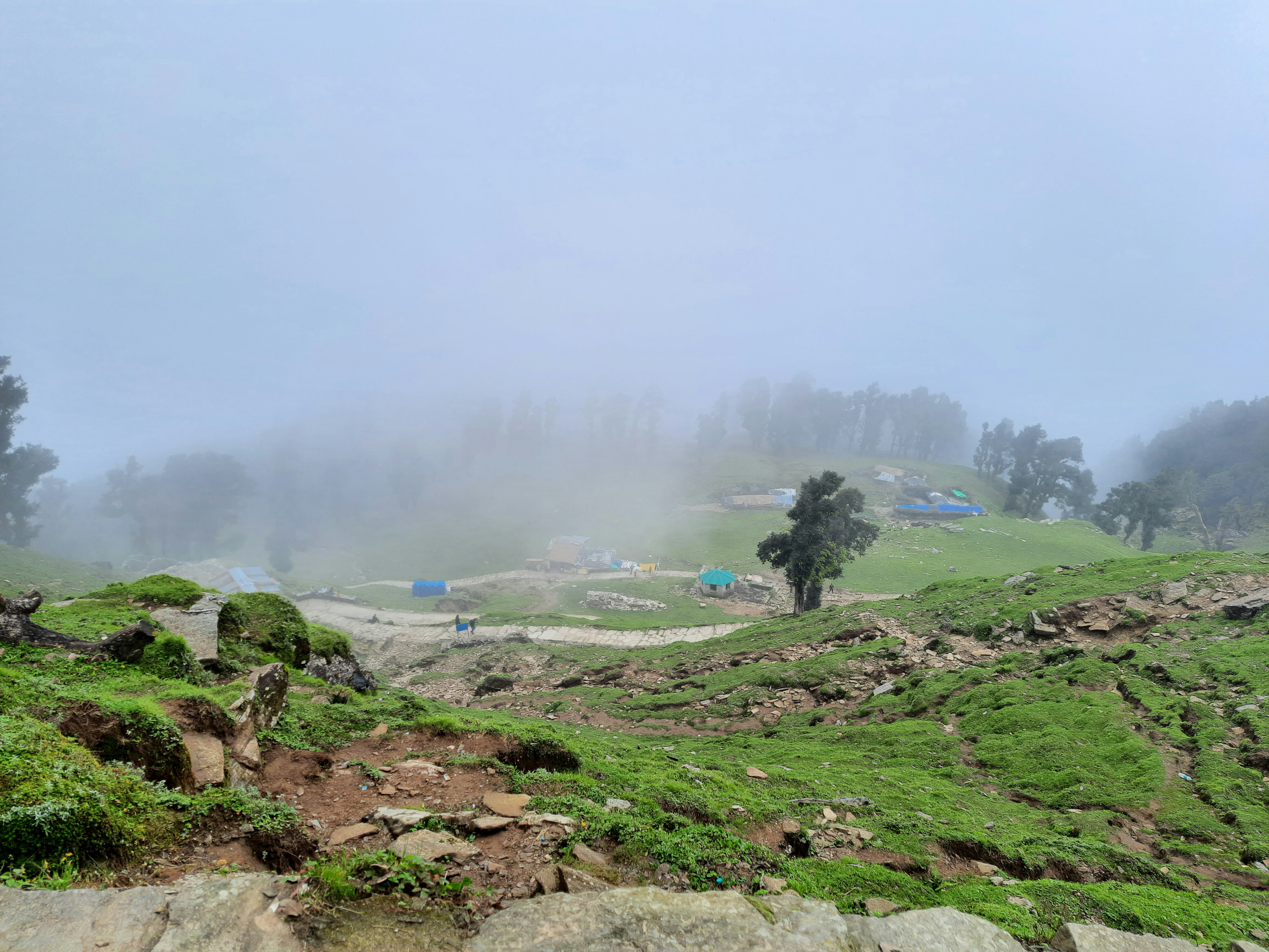 The Tungnath mountains form the Mandakini and Alaknanda river valleys. This mountain is located in the Rudraprayag district, in the Indian state of Uttarakhand. this is the tracking route of the Tungnath Mahadev temple.