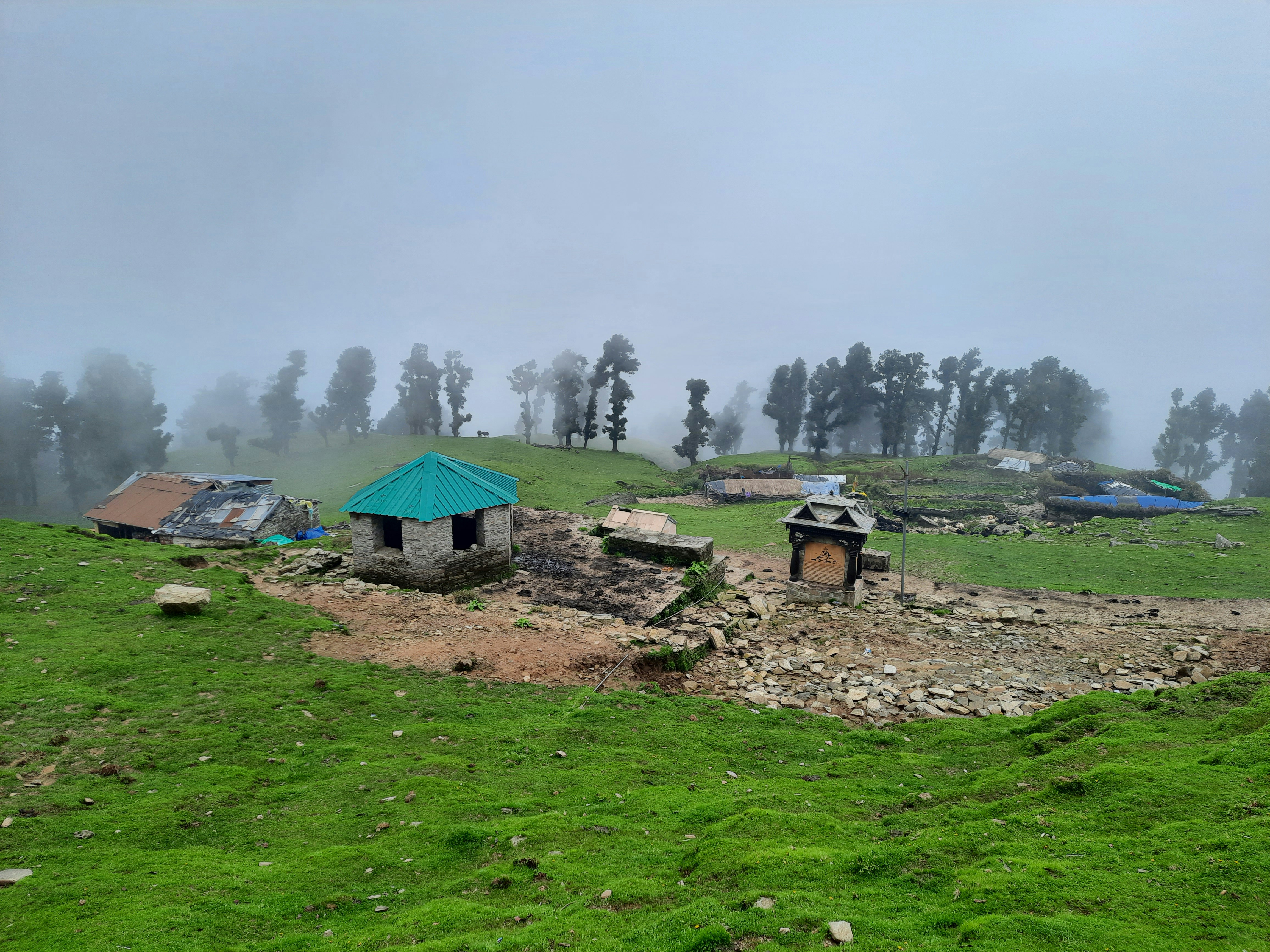 The Tungnath mountains form the Mandakini and Alaknanda river valleys. This mountain is located in the Rudraprayag district, in the Indian state of Uttarakhand. this is the tracking route of the Tungnath Mahadev temple.