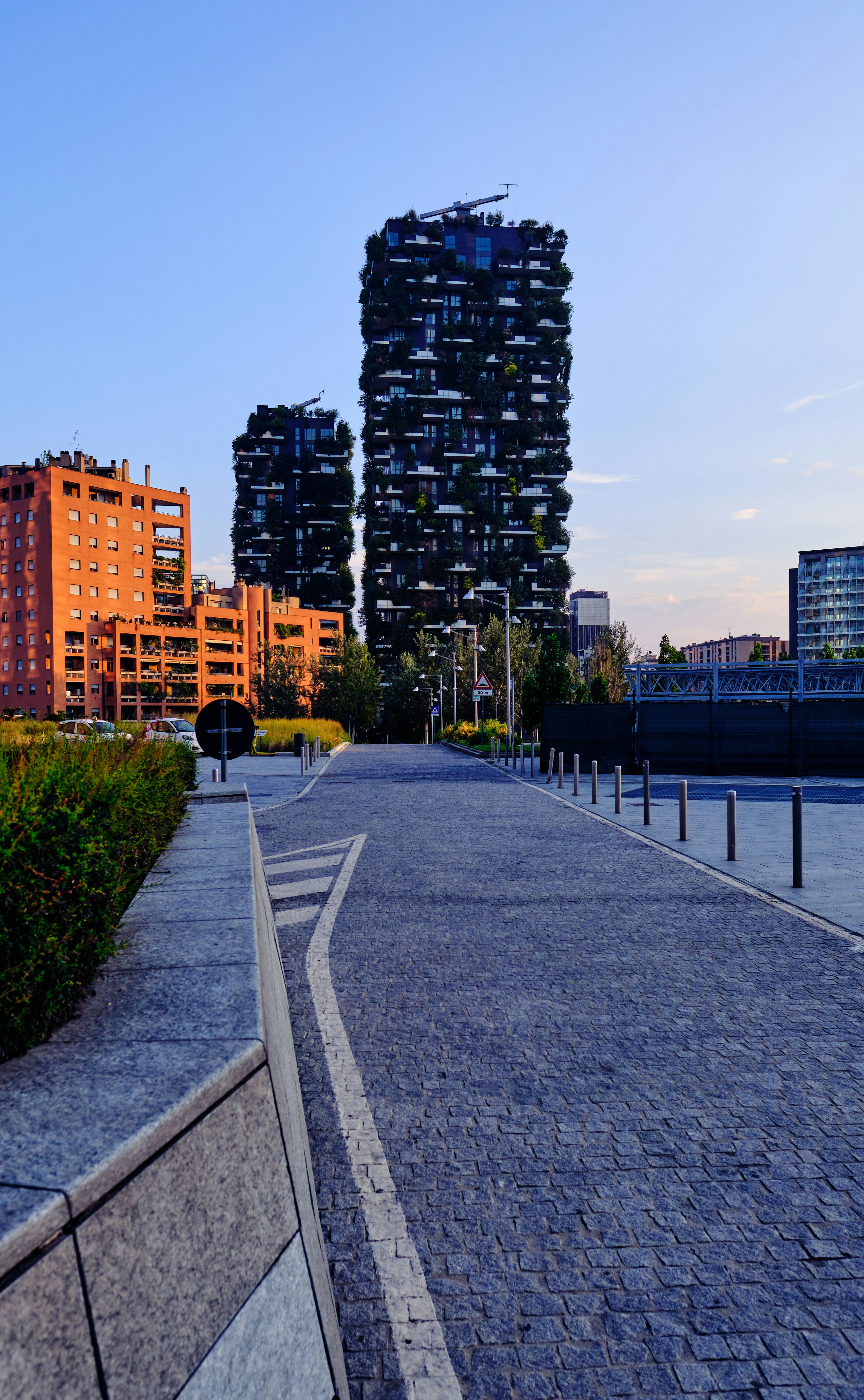 A city with tall buildings photo – Free Milano Image on Unsplash