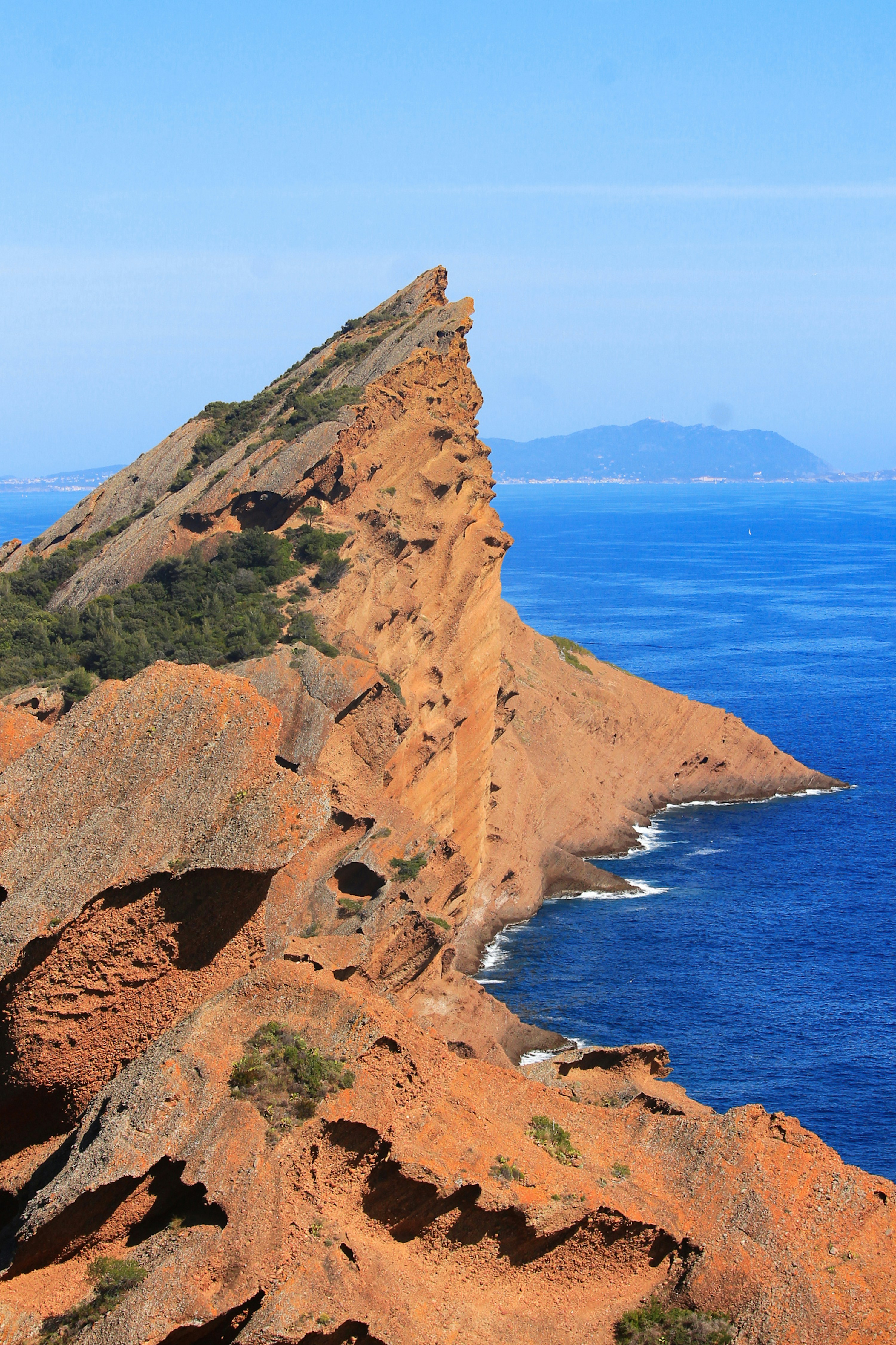 Une falaise avec un plan d’eau en contrebas photo – Photo La ciotat ...