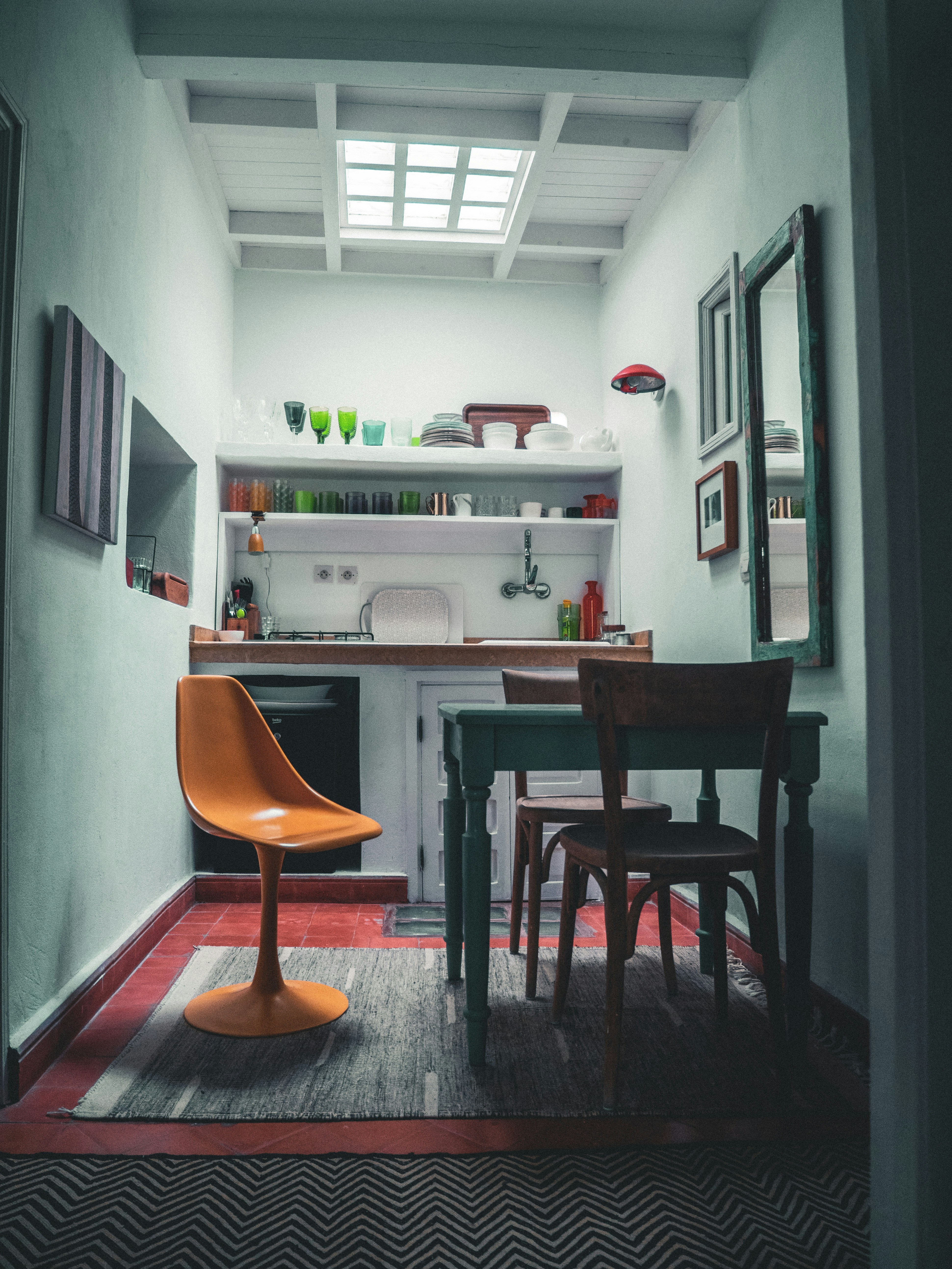 Midcentury Kitchen Corner: A Quiet Dinner Between Colors