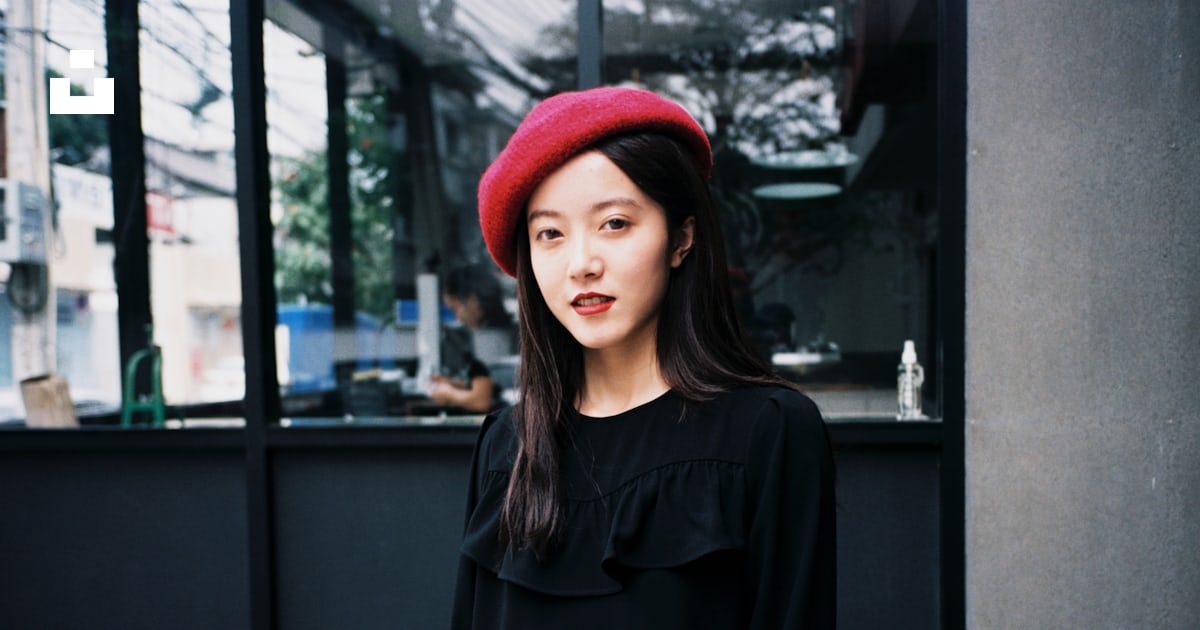 빨간 모자를 쓴 여자 사진 Unsplash의 무료 여자 이미지