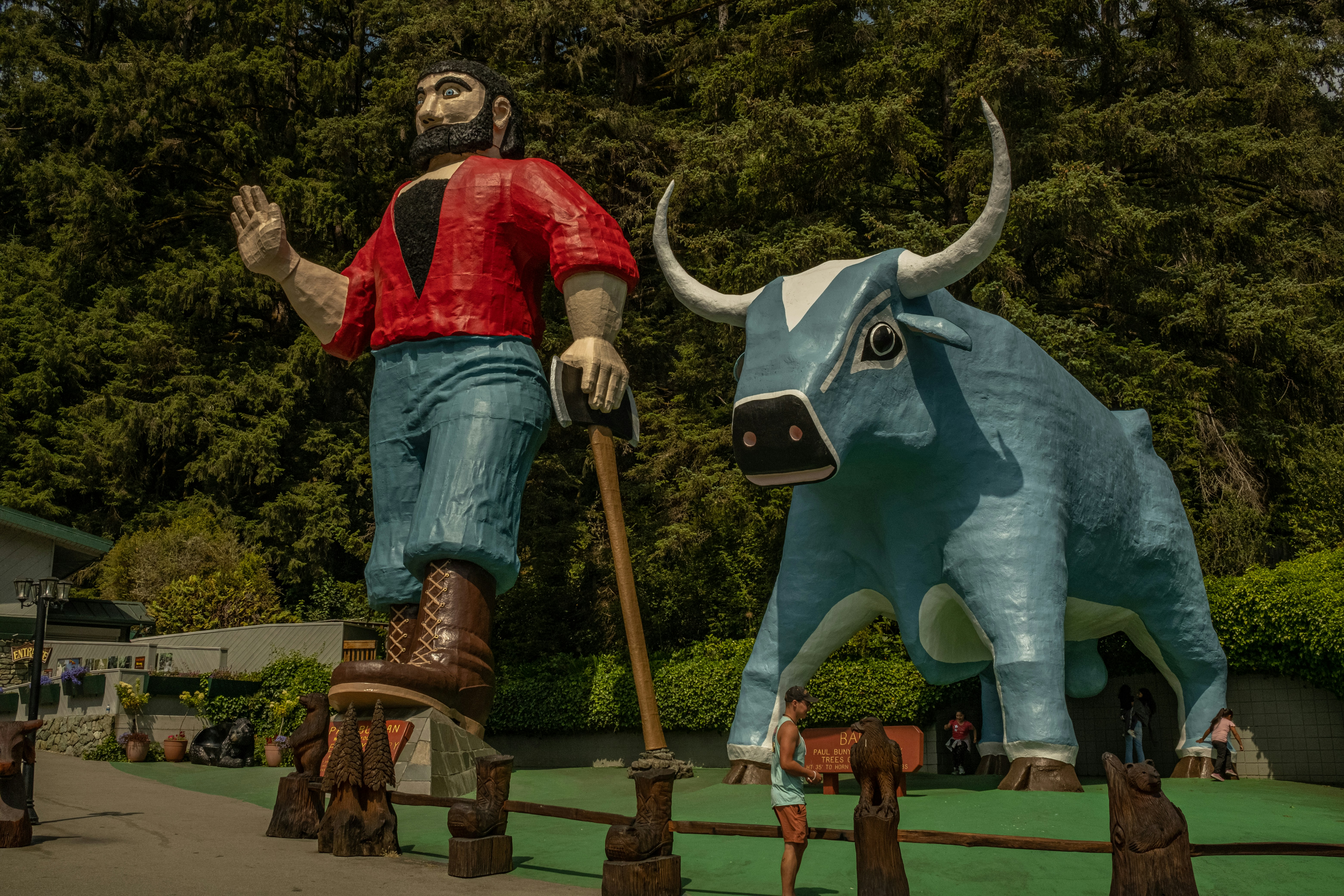 Ein Mann steht auf einer Statue eines Stieres Foto – Kostenloses Bild ...