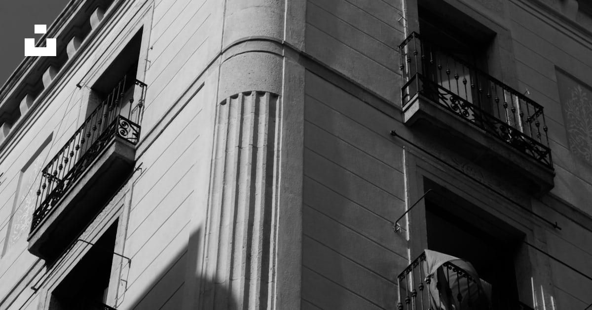 Foto Un Edificio Con Una Torre Imagen Gris Gratis En Unsplash