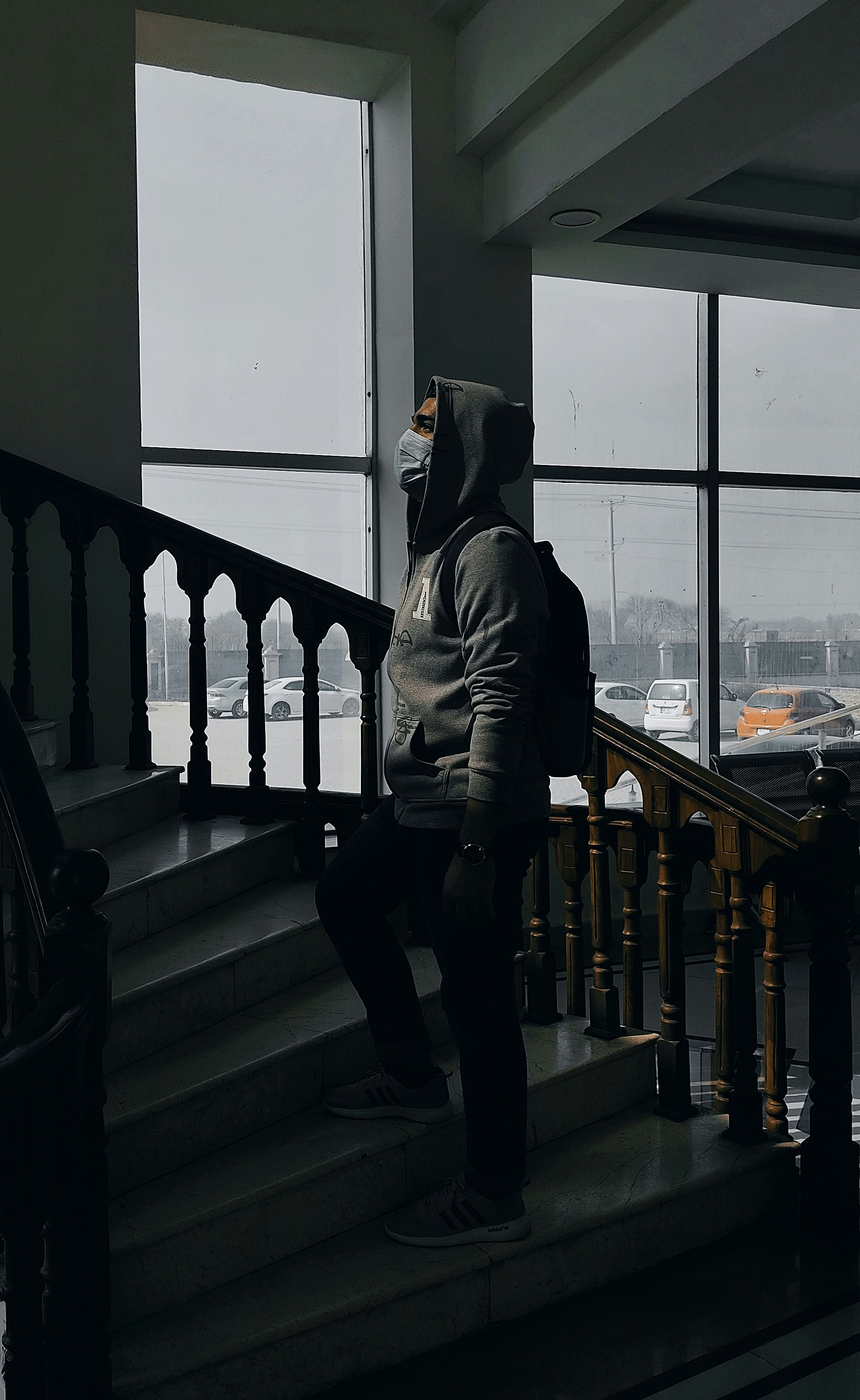 Foto Una persona parada en una escalera – Imagen Gris gratis en Unsplash