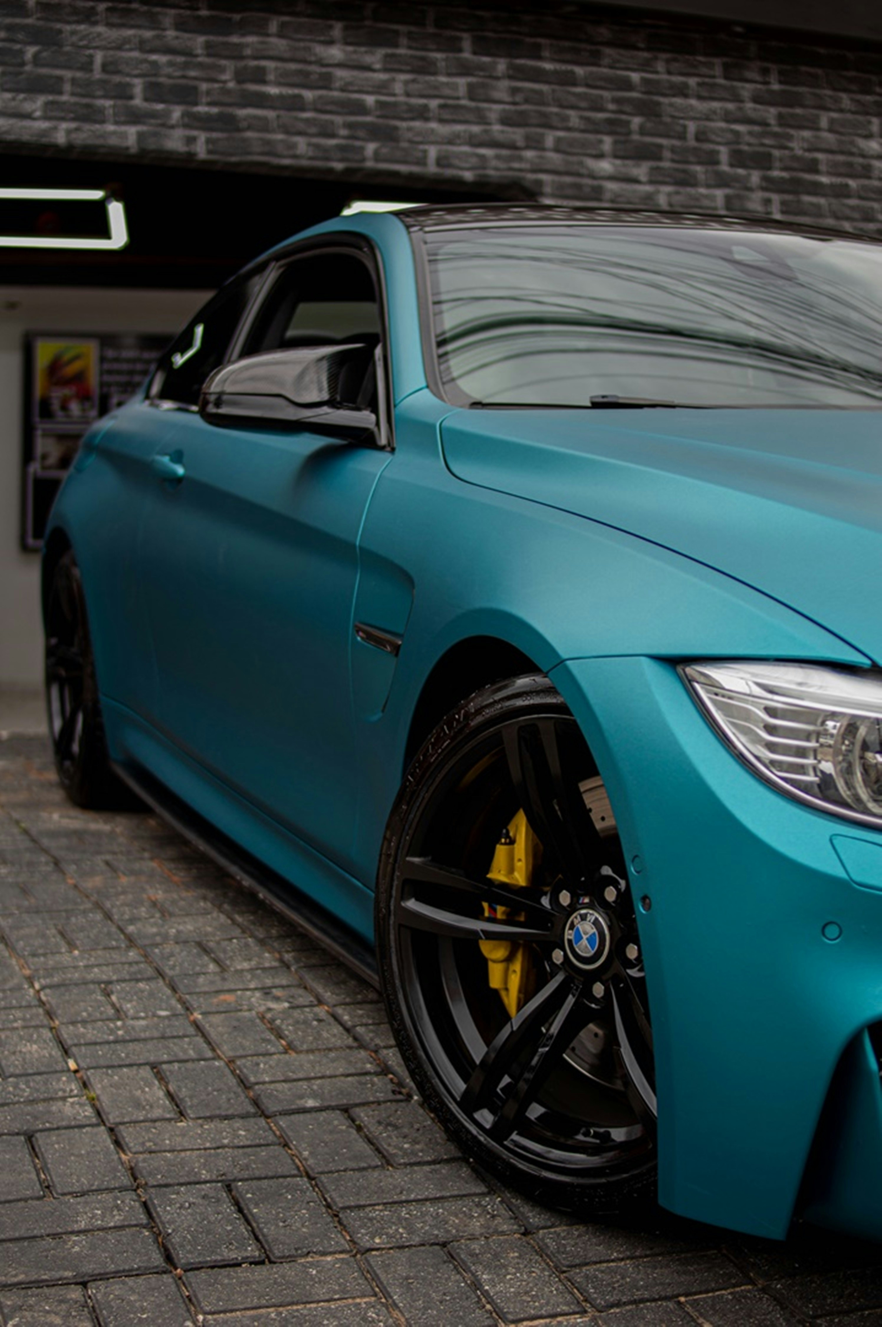 A blue car with a yellow rim photo – Free Curitiba Image on Unsplash