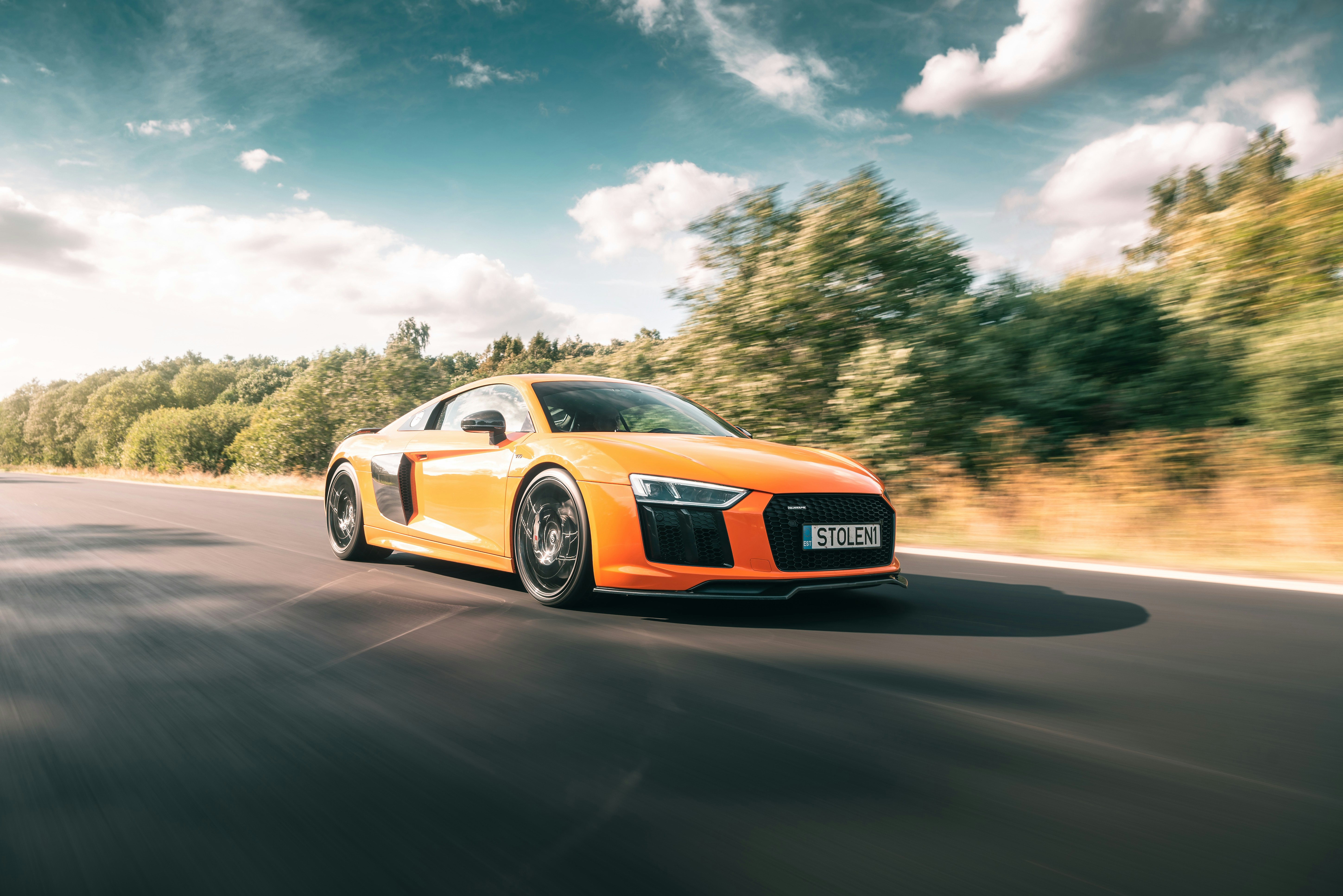 Une voiture roulant sur une route photo – Image gratuite de Papier ...