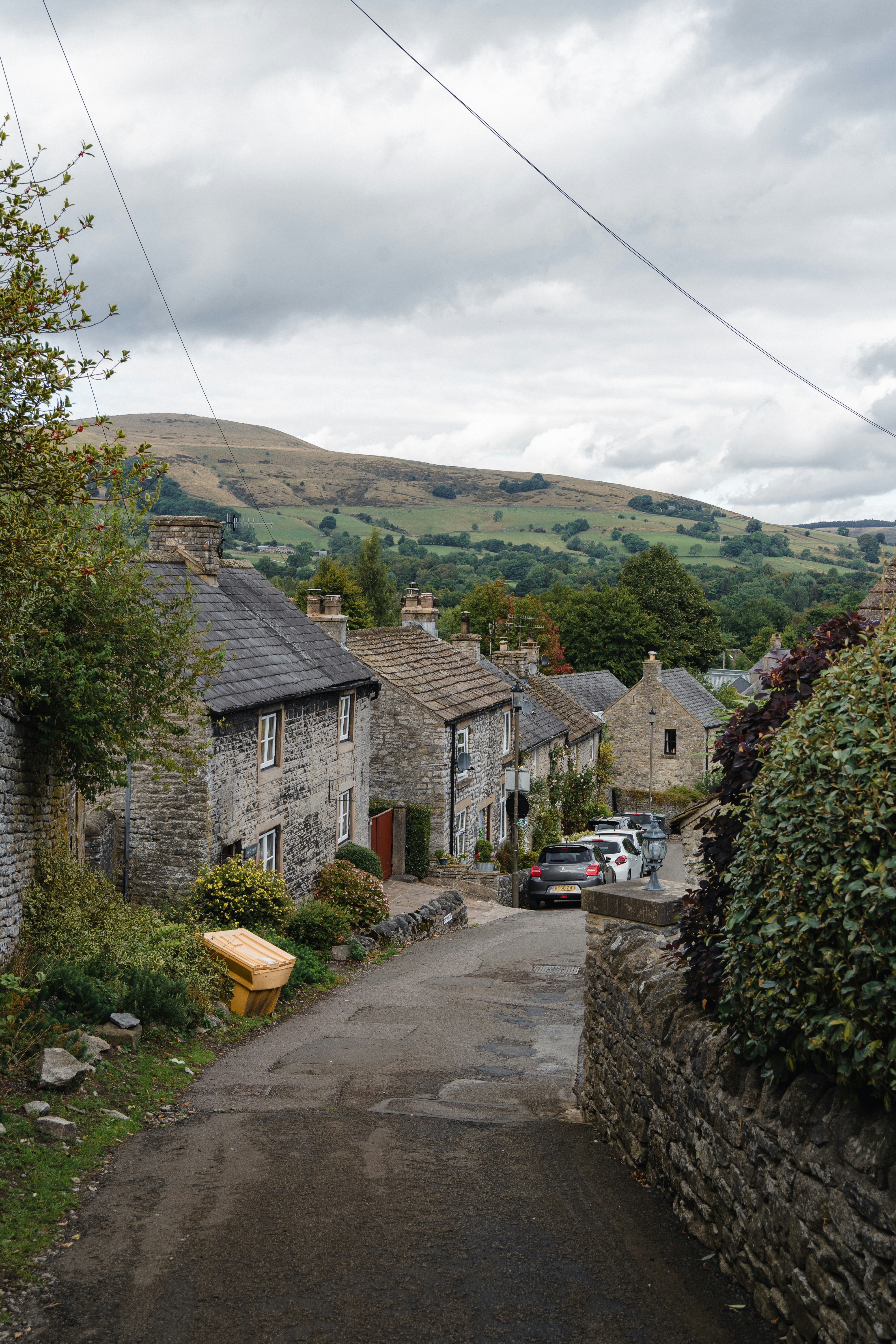 A road with houses and trees on the side photo – Free Castleton Image ...