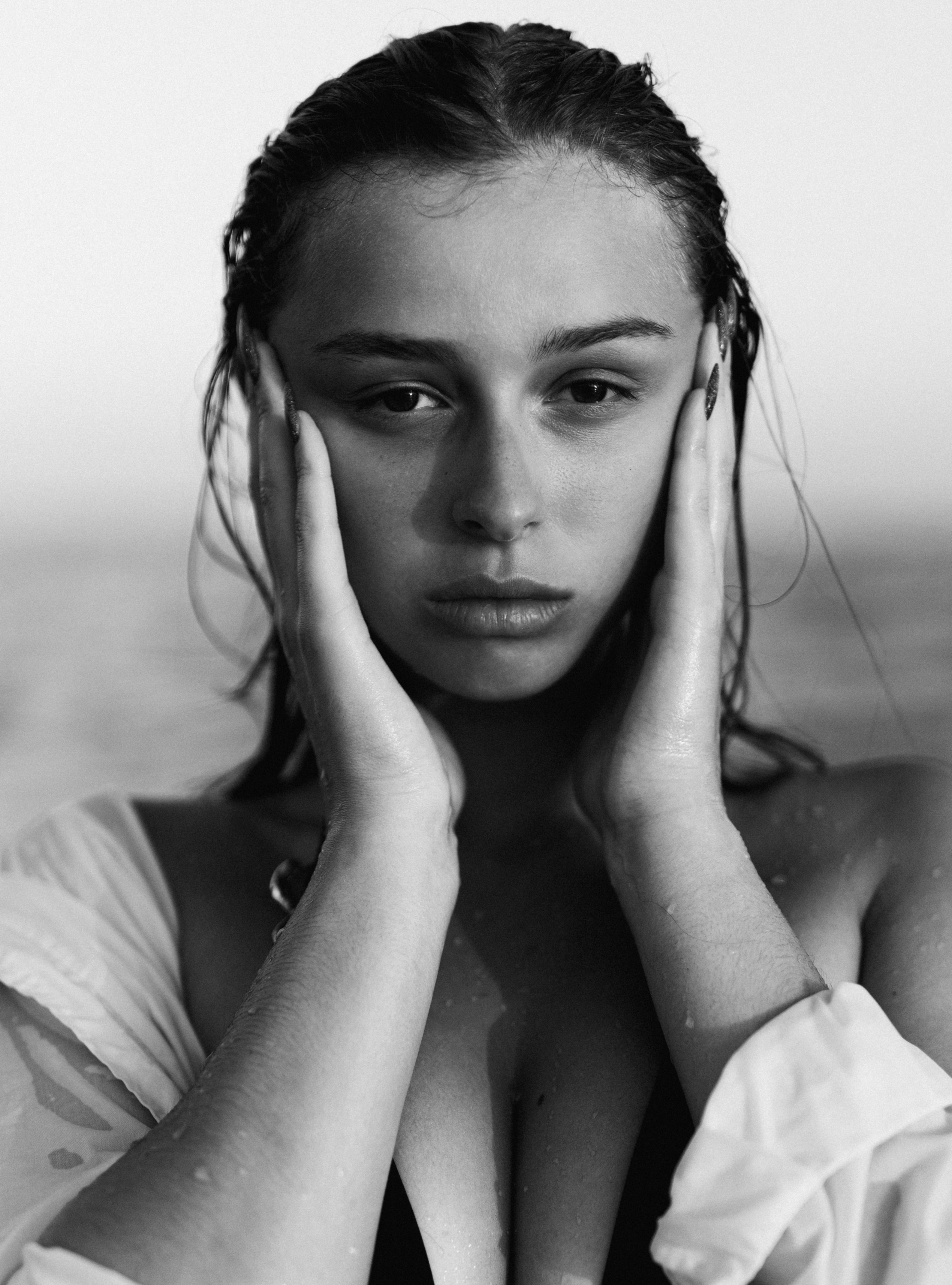 Une femme avec sa main sur son visage photo – Image gratuite de Visage ...