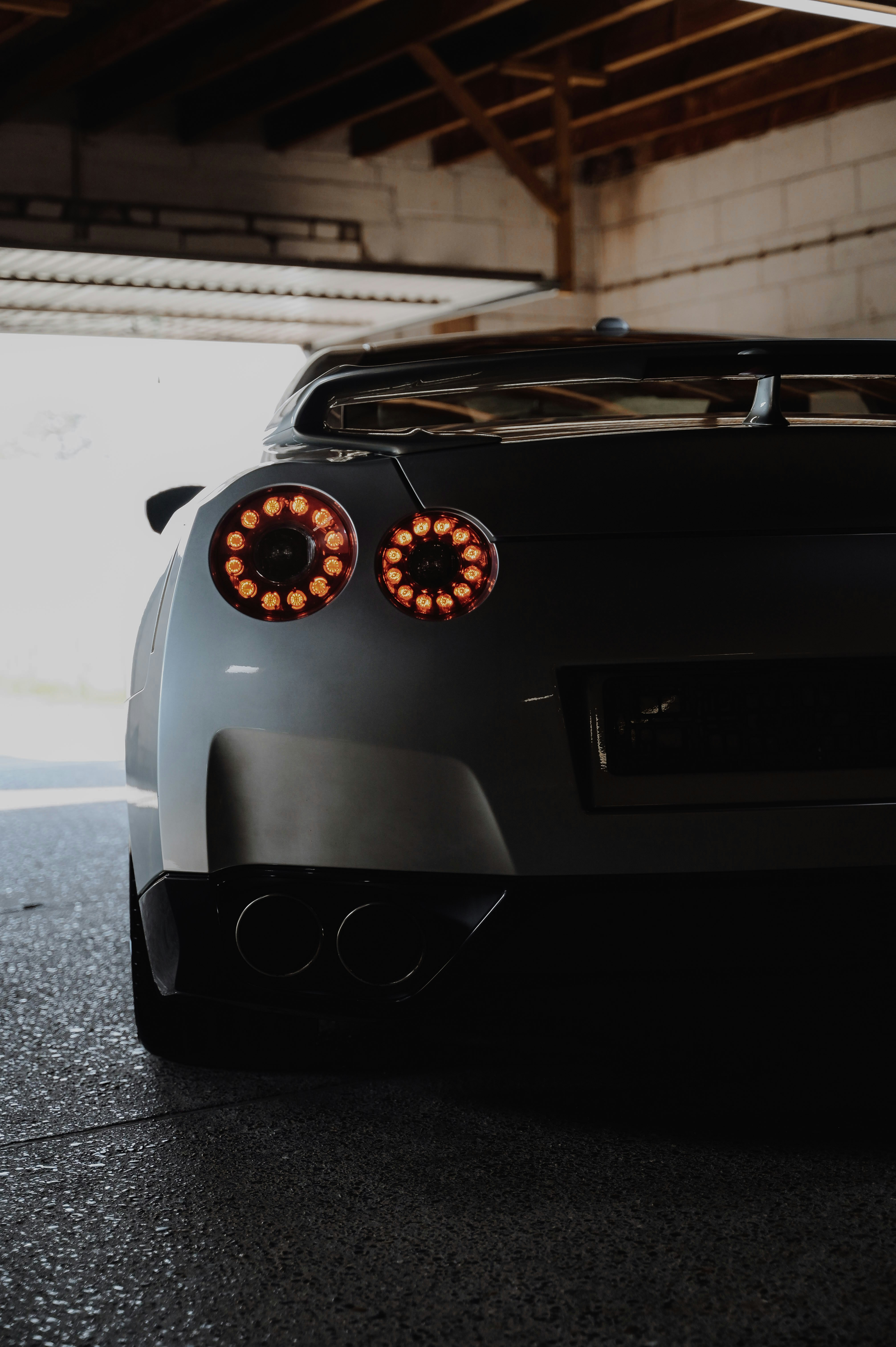 Une voiture noire avec une lumière sur le capot photo – Photo Auto ...