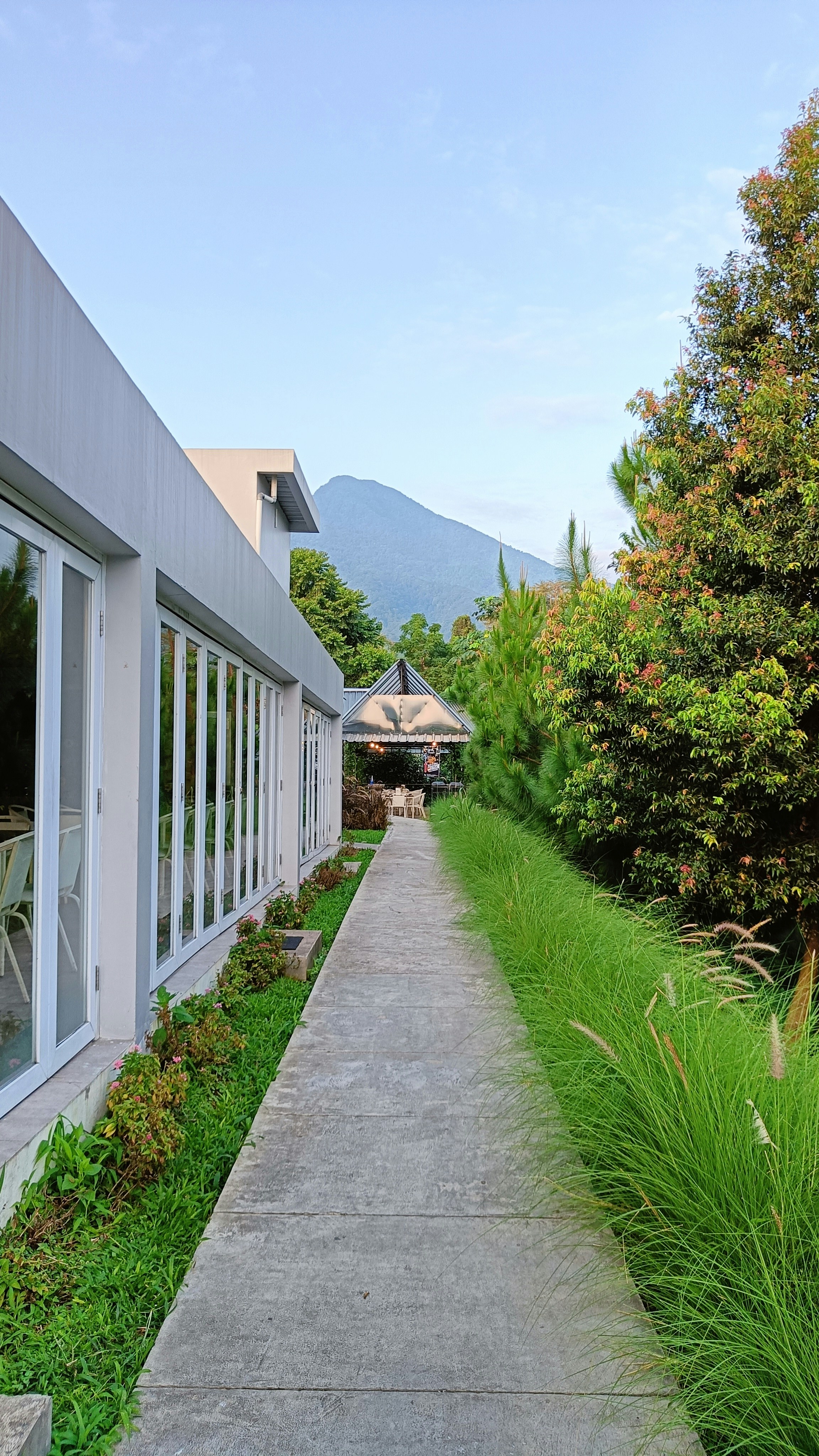 A path between buildings photo – Free Cottage Image on Unsplash