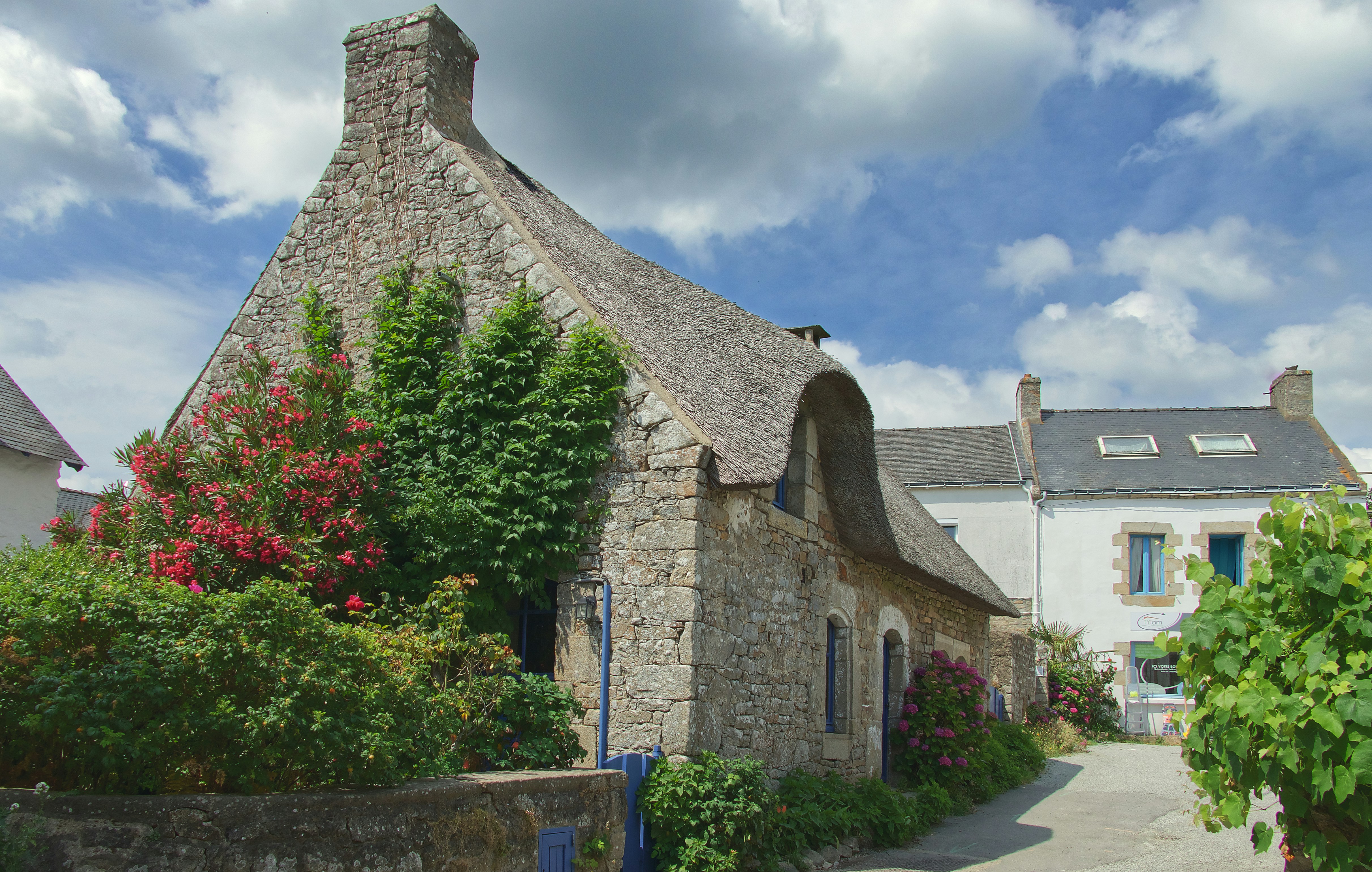 Foto Bangunan batu dengan atap batu – Gambar Rumah Gratis di Unsplash