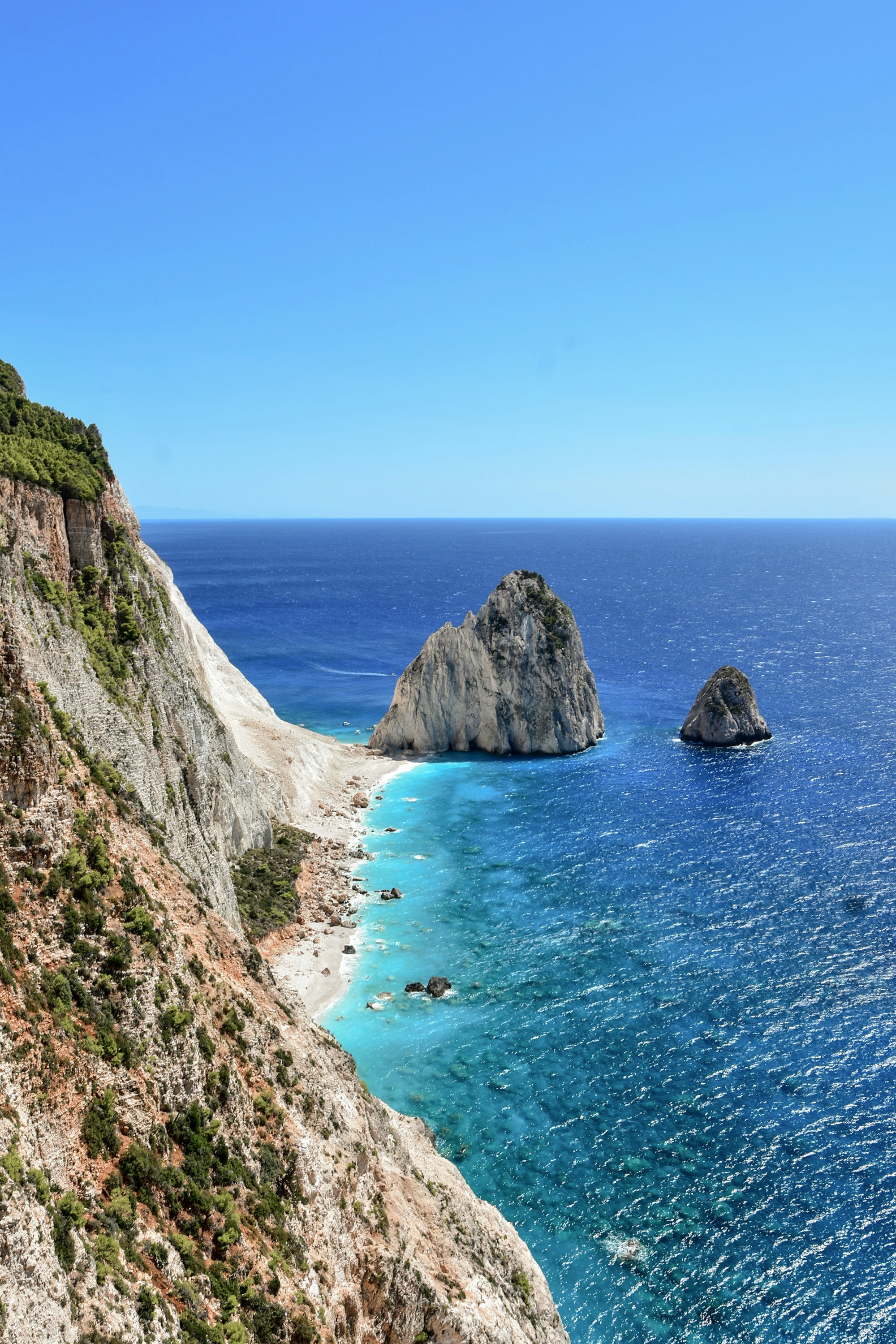 Une falaise rocheuse à côté d’un plan d’eau photo – Image gratuite de ...