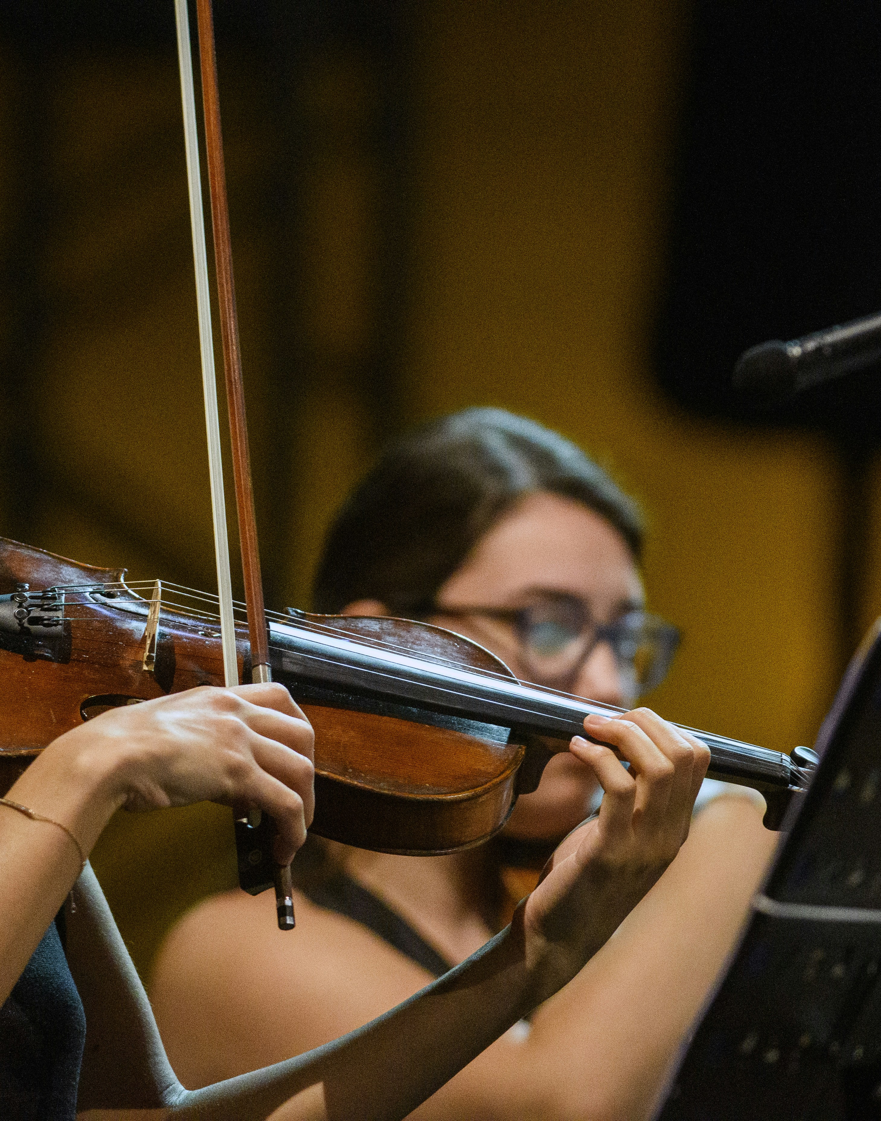 Foto Una persona tocando un violín – Imagen Violín gratis en Unsplash