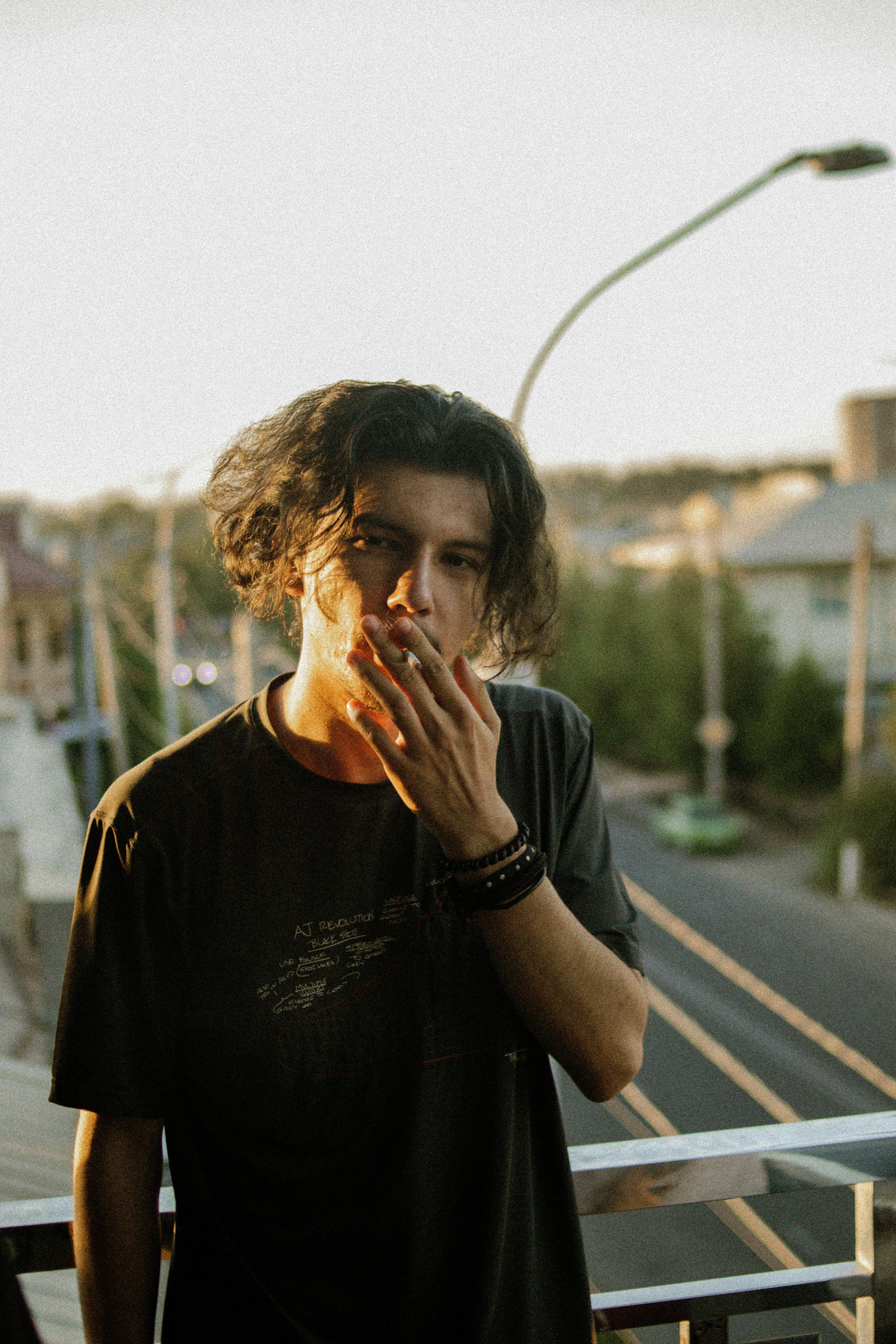 Foto Una persona fumando un cigarrillo – Imagen Humo gratis en Unsplash