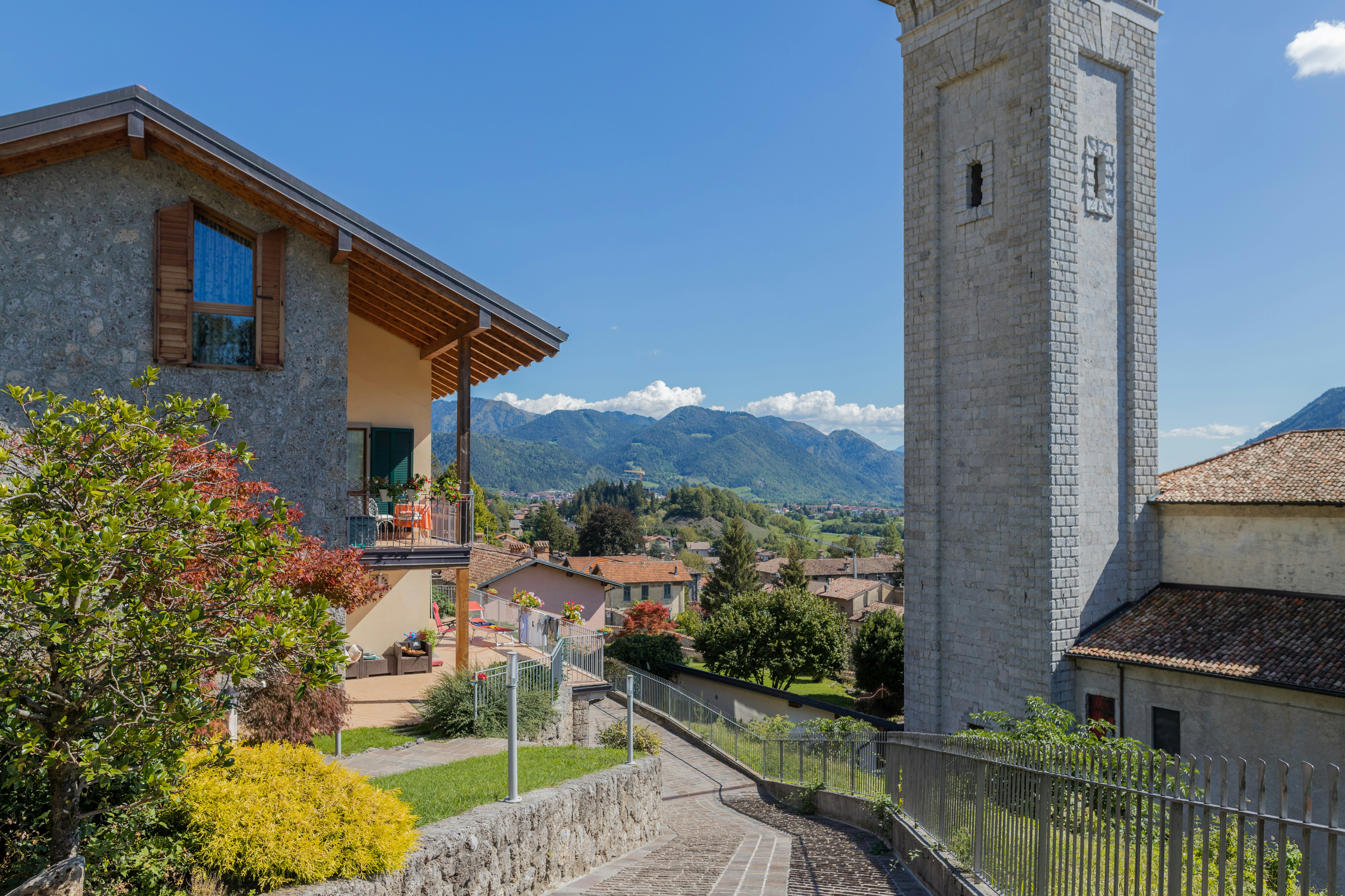 Une tour de pierre dans une ville photo – Photo Clusone Gratuite sur ...