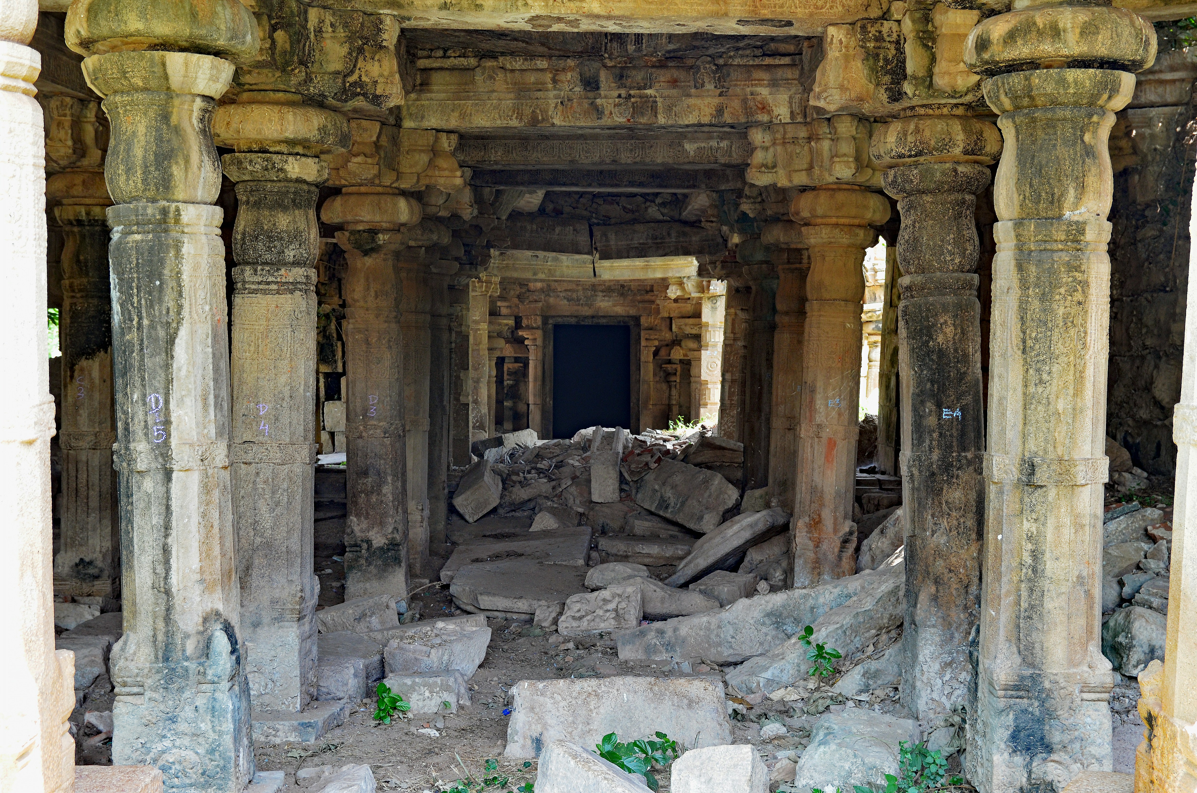 A building with pillars photo – Free Ruins Image on Unsplash