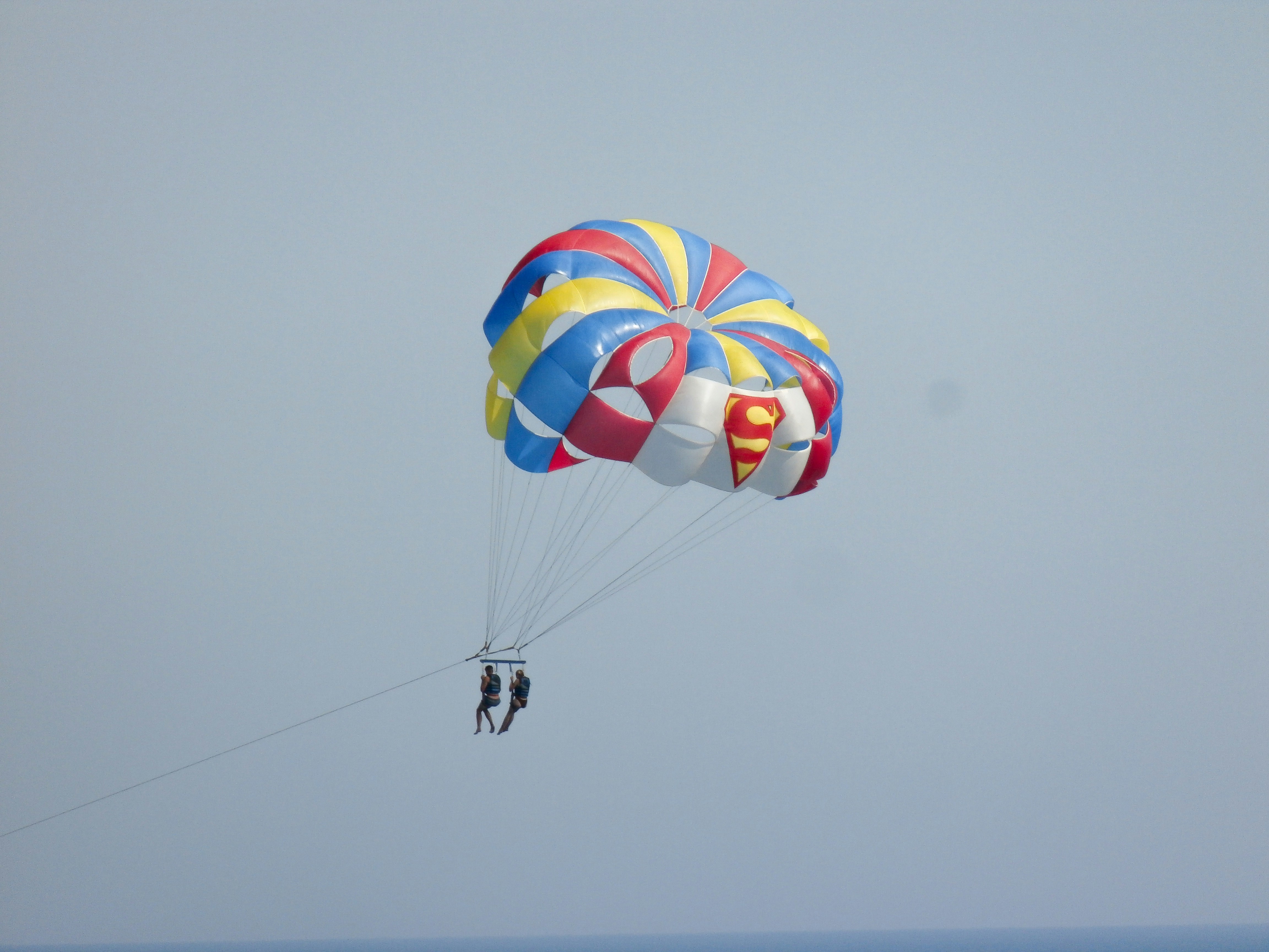 A couple people parachuting photo – Free España Image on Unsplash