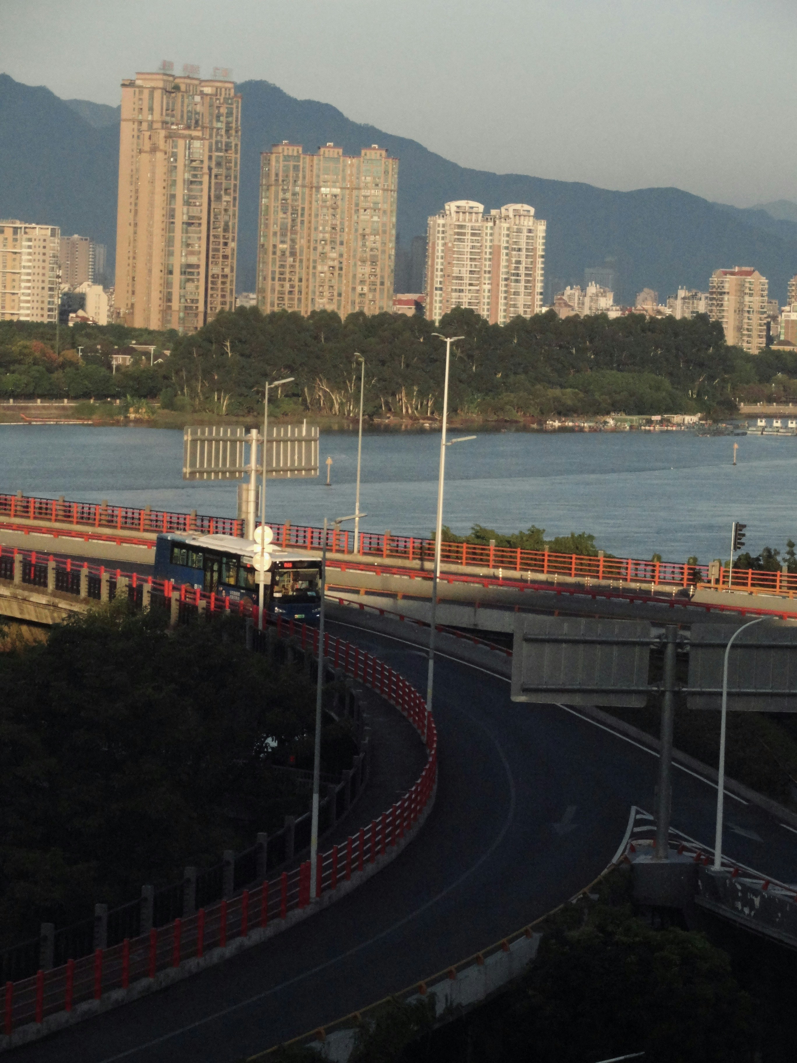 A train on a bridge photo – Free Road Image on Unsplash