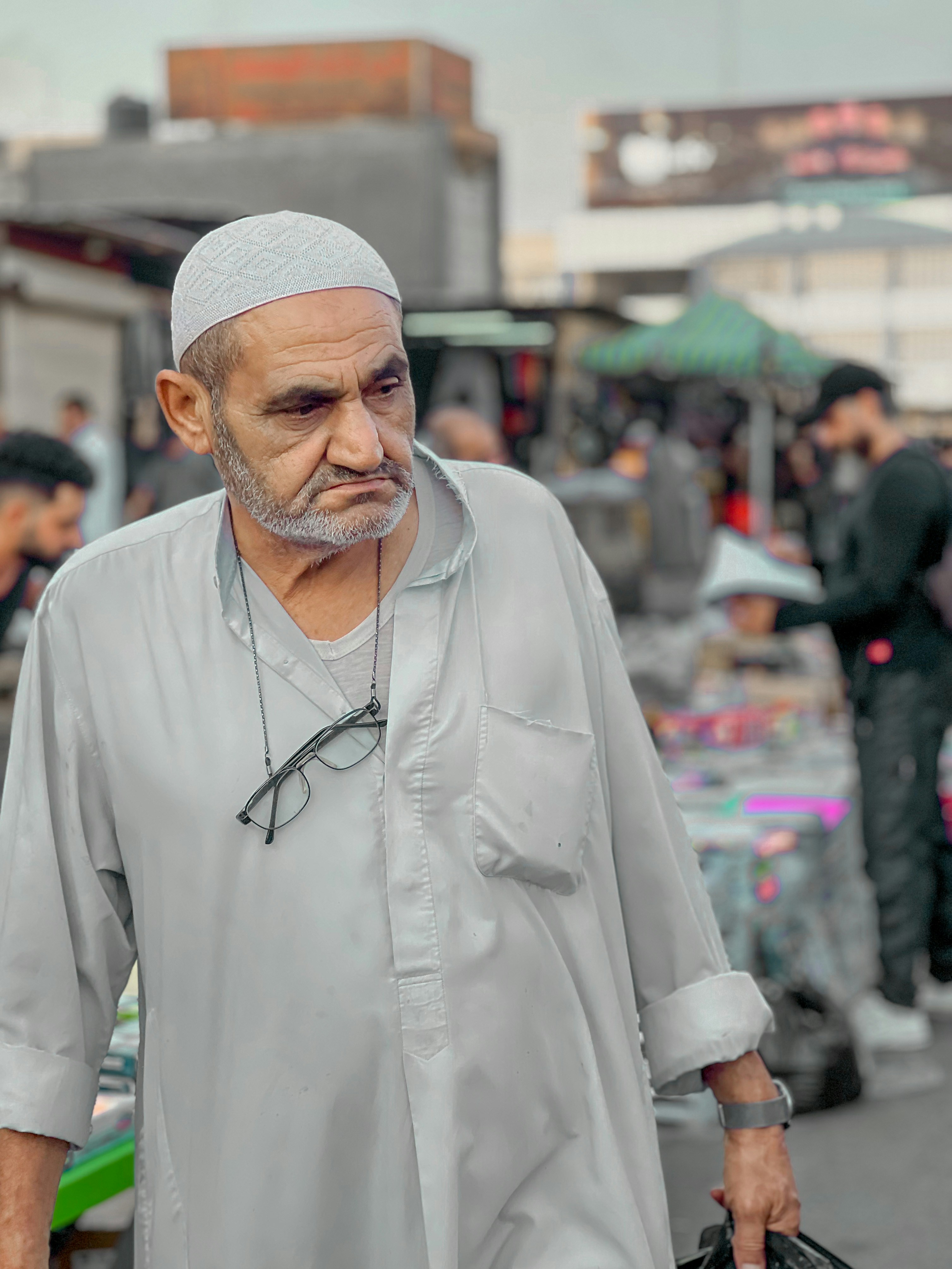 A man wearing a white robe photo – Free Basra Image on Unsplash