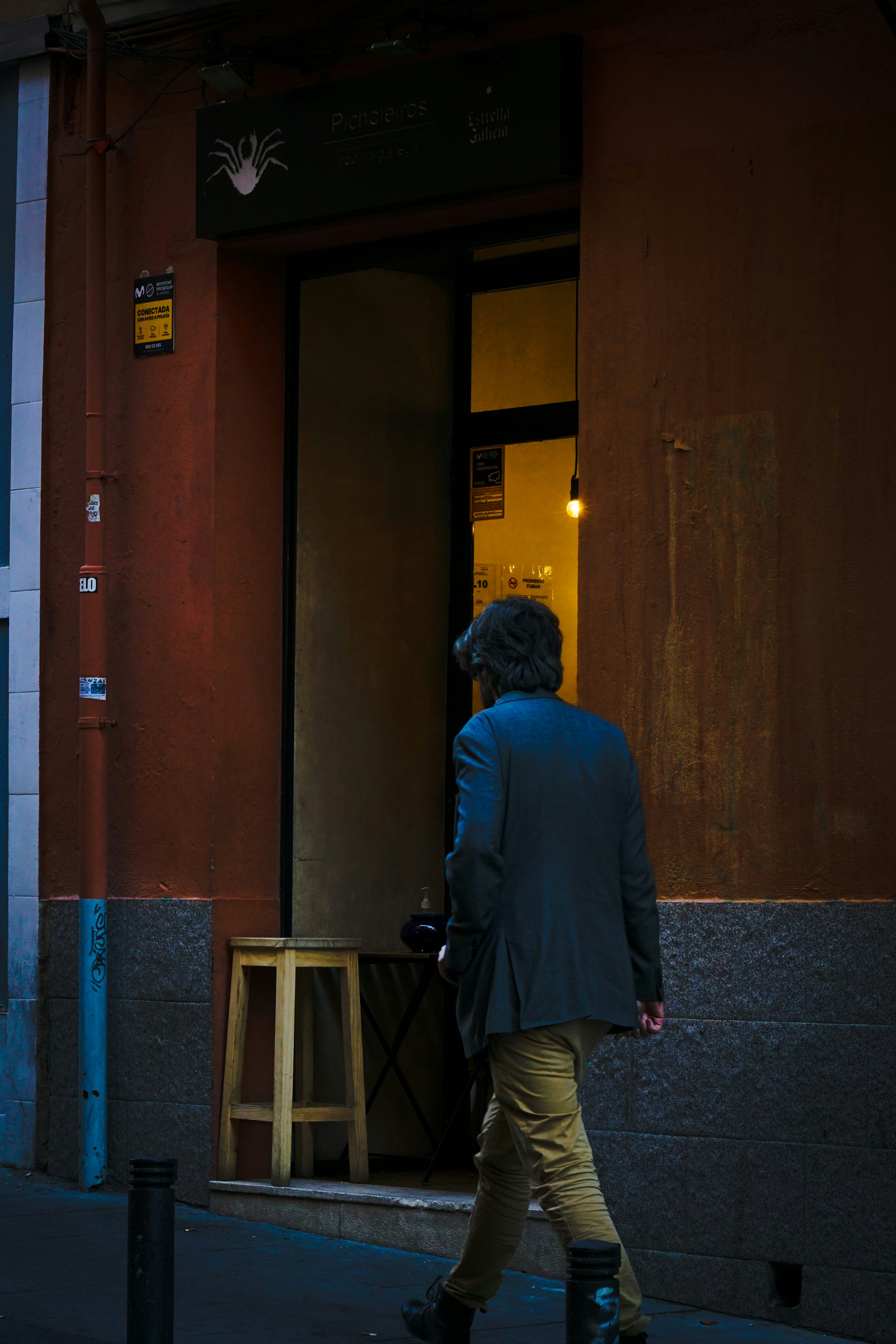 Foto Una persona entrando en un edificio – Imagen Persona gratis en ...